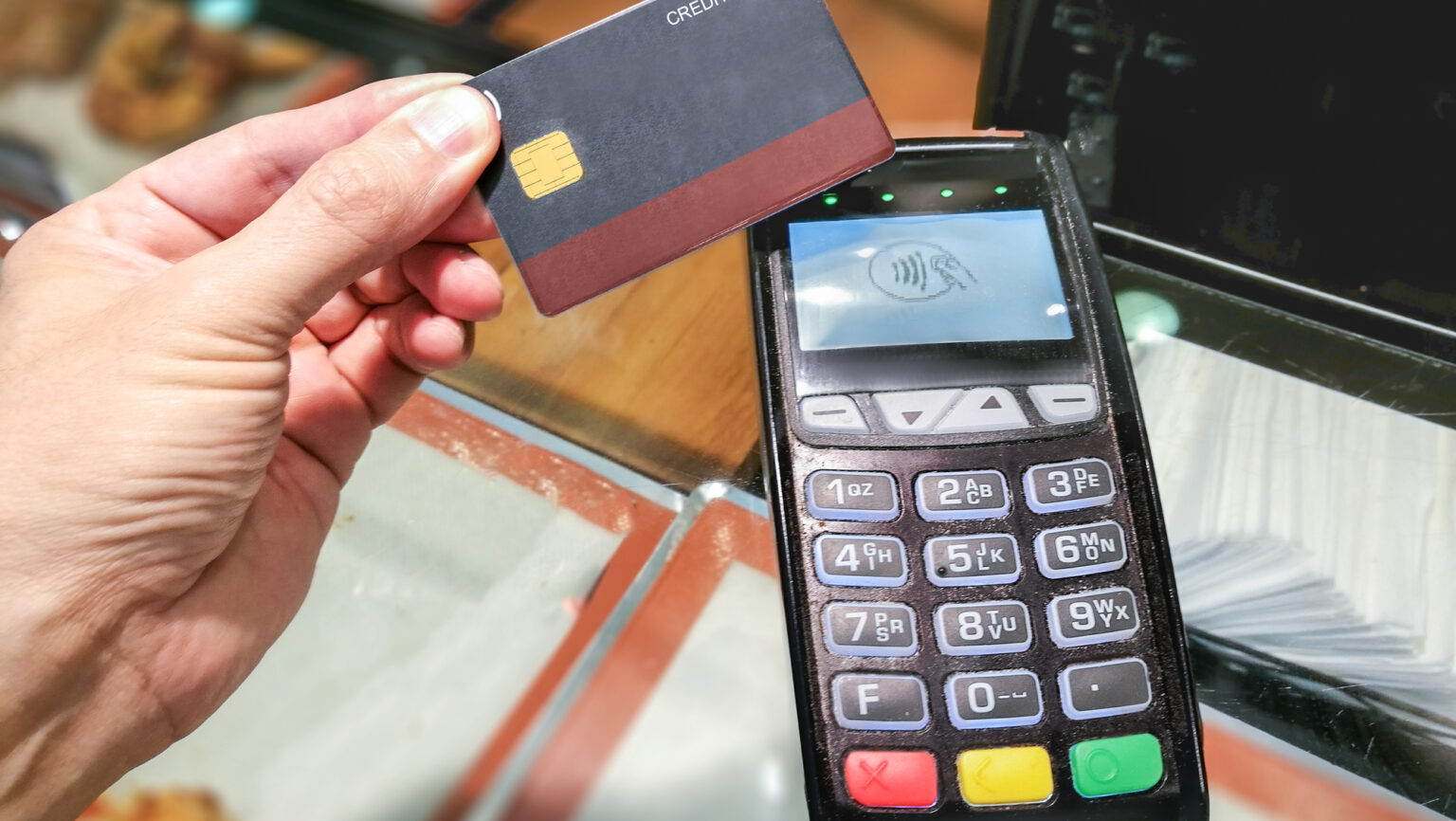 Plata cu cardul a fost întreruptă. Pos-uri și Bancomate afectate. O ...