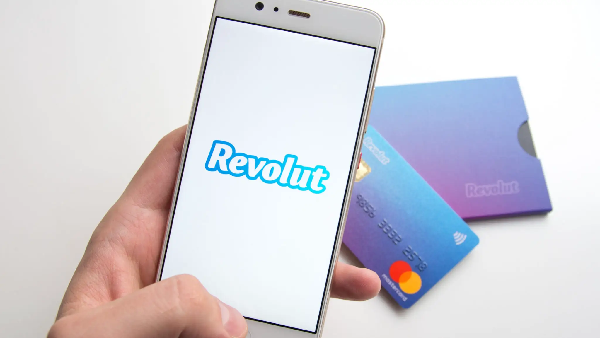 Alertă pentru românii cu Revolut! Dispar bani de pe card: Este o schemă ...