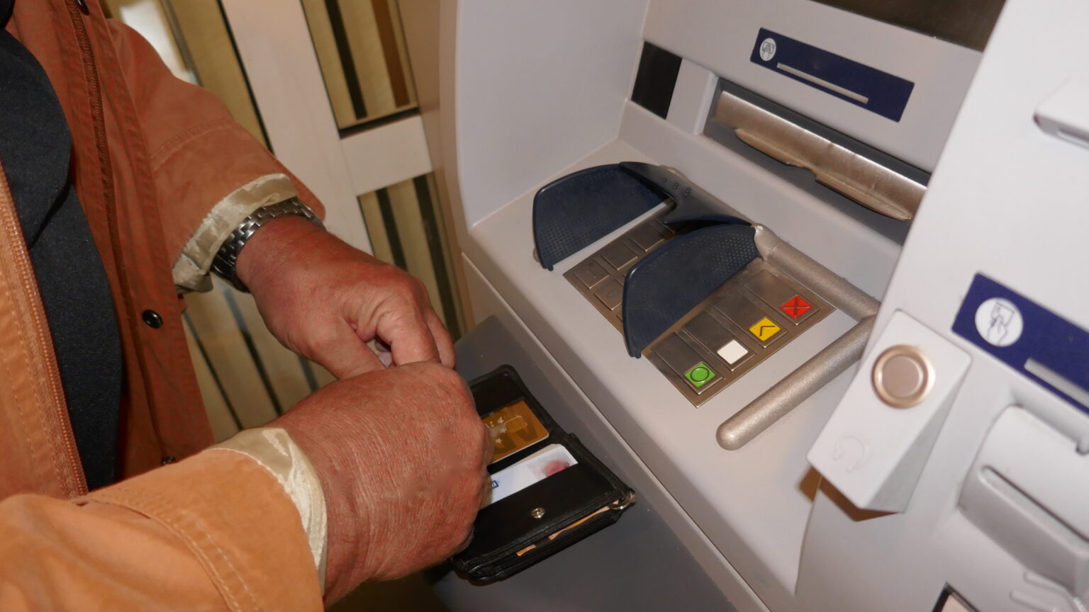 Anunț pentru cine scoate bani de la bancomat. Regulă dacă retragi numerar de la ATM – Capital