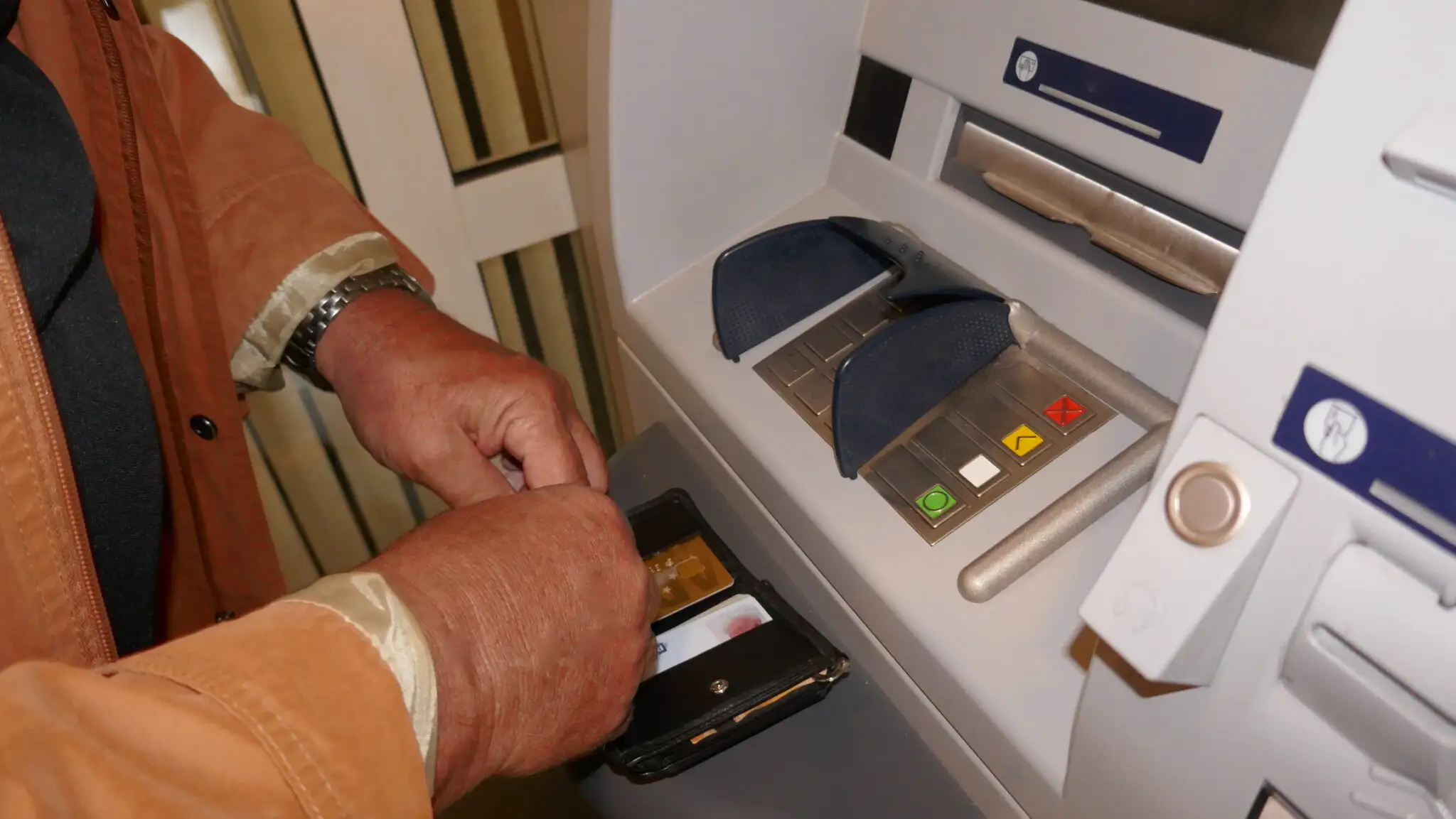 Decizie pentru cei care retrag bani la bancomat sau plătesc cu cardul ...