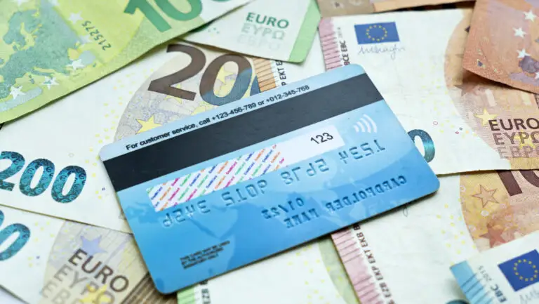 Limite noi la bancomate. Câți bani cash mai poți retrage și ce bancnote