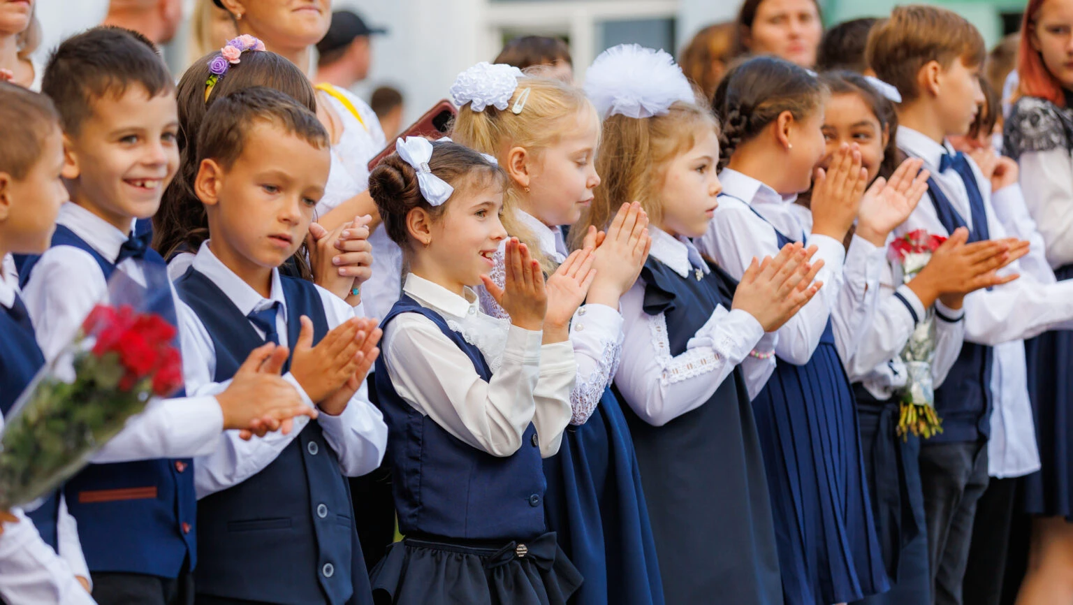 Elevii care primesc bursă de merit în 2025-2026. Noile criterii de acordare a banilor. Cât va ...