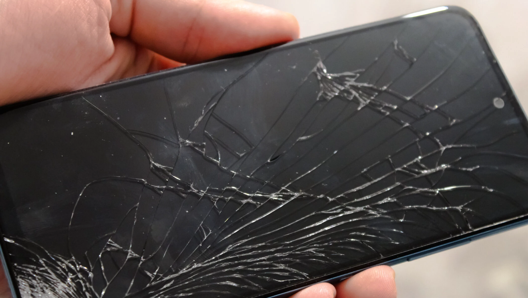 Adio, zgârieturi! Trucuri simple pentru a-ți readuce telefonul zgâriat ...