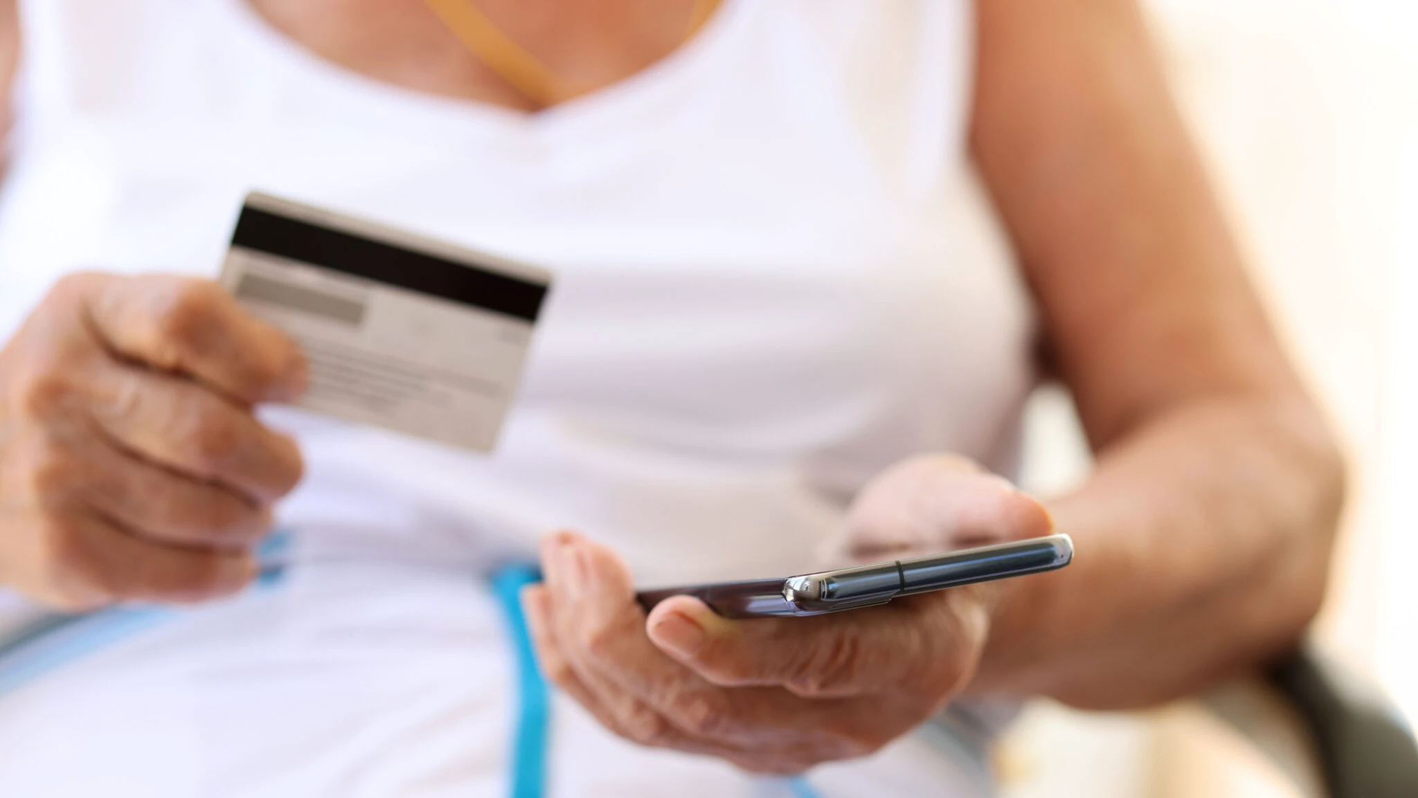 Se renunță la card. Anunț pentru românii care scot bani cash. E valabil ...