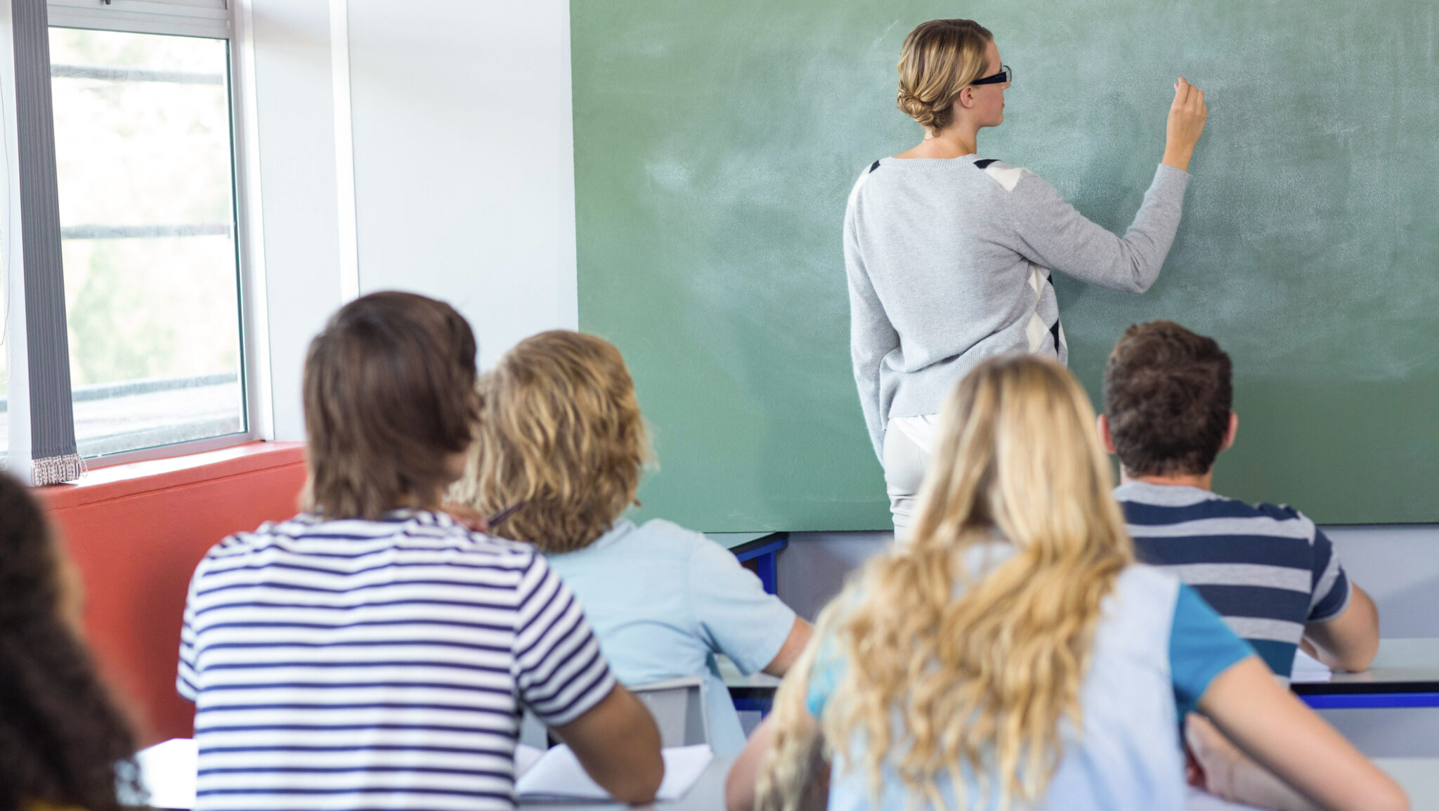 Elevii care primesc bursă de merit în 2025-2026. Noile criterii de acordare a banilor. Cât va ...