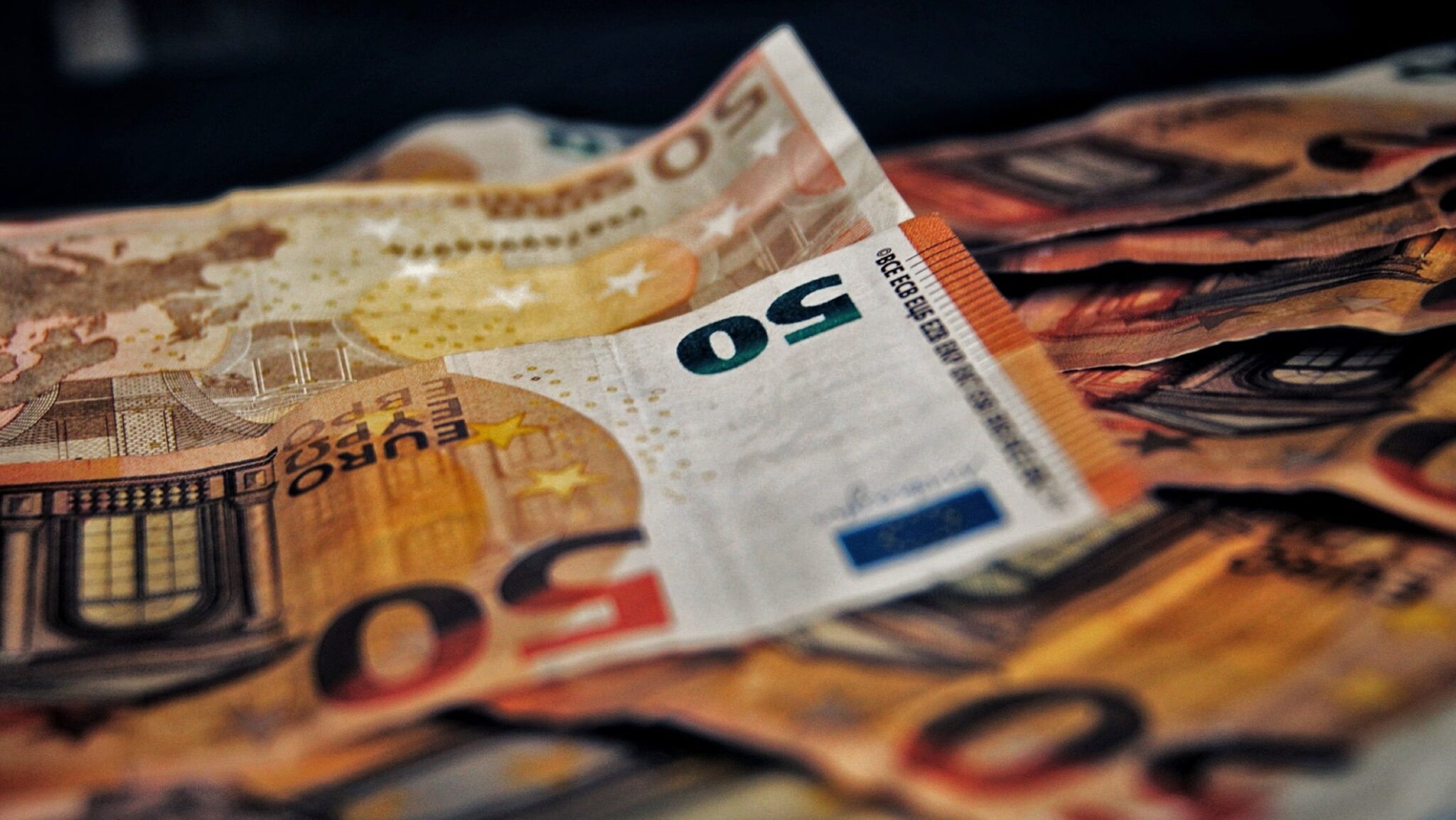 Se schimbă banii în România. Trecem de la Leu la bancnotele Euro