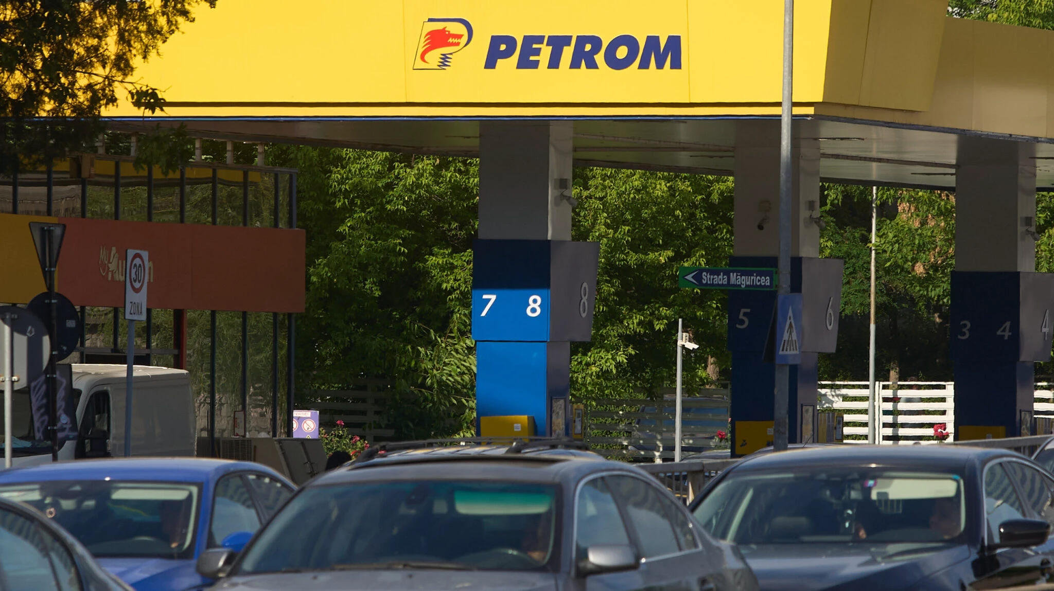 Șoferii achită mai mult pentru carburanți. Prețul a crescut azi în ...