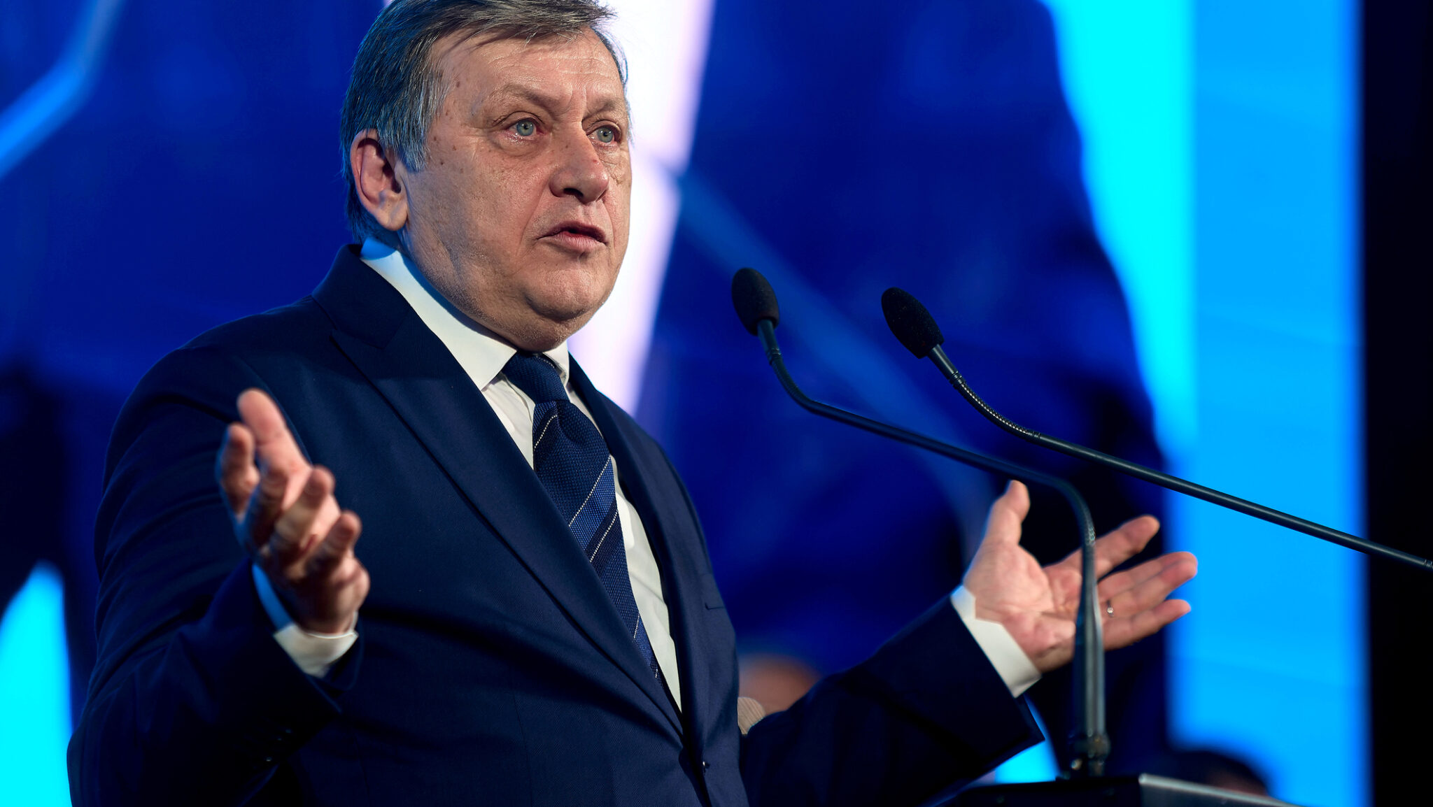 Crin Antonescu: Nu am intrat în viaţa mea într-un cazino. Beau cât ...