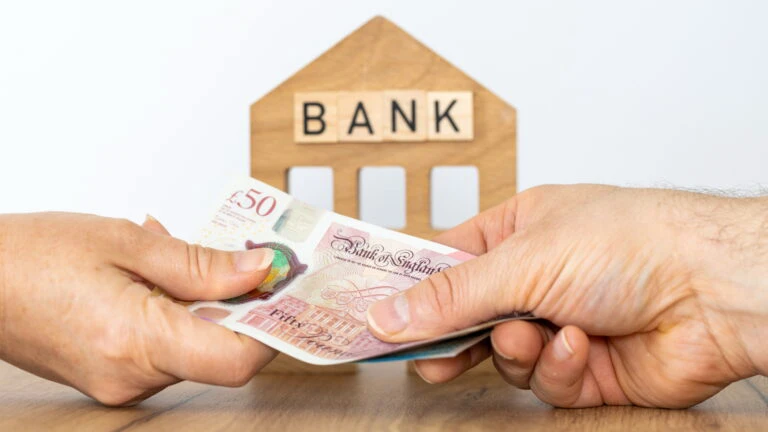 Retragere numerar de la bancomat. Taxă pentru cei care scot bani de la aceste ATM-uri – Capital