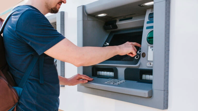 Retragere cash de la bancomat. Anunț pentru românii care scot numerar. Ce se întâmplă cu ATM ...