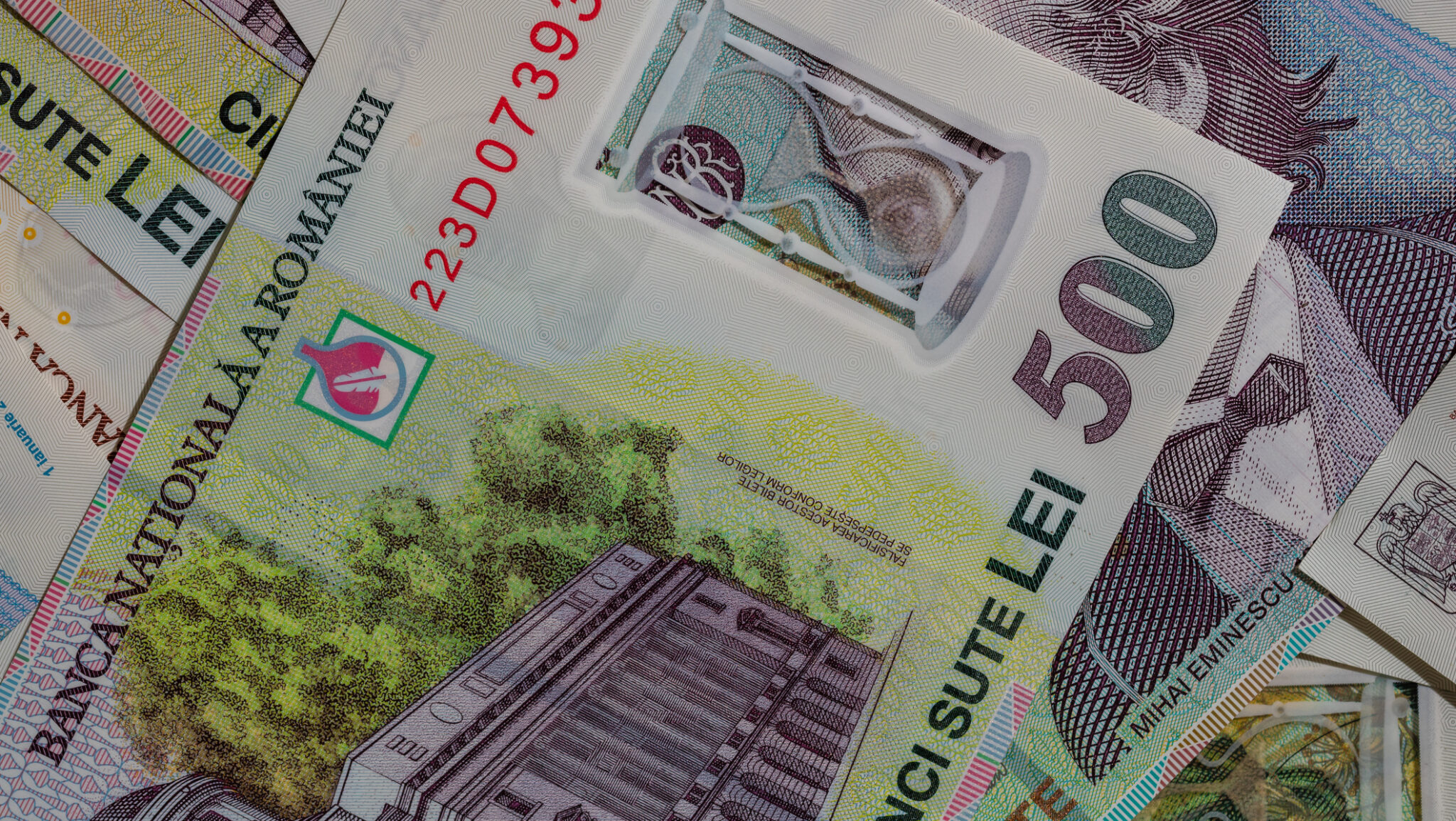 Statul vrea banii românilor. Cetățenii trebuie să achite 5.000 de lei ...