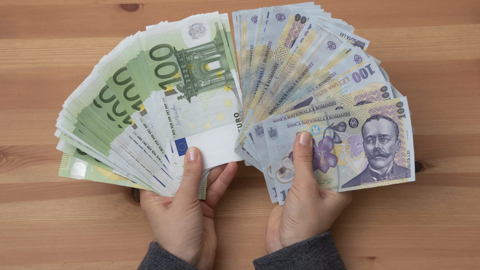 Anunț oficial de la BNR. Ce se întâmplă cu EURO, dolarul și leul românesc