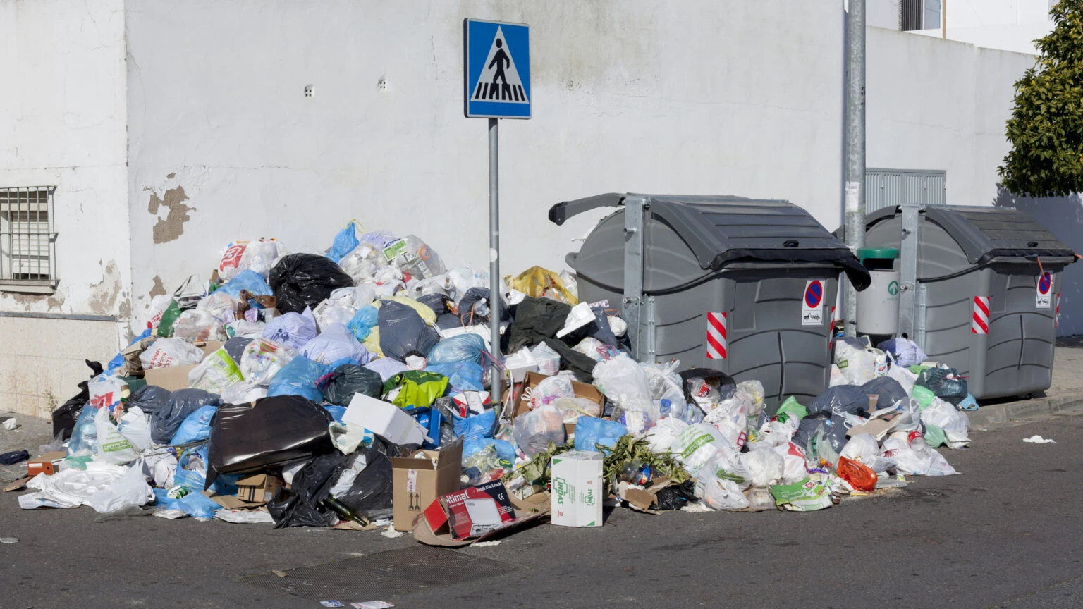 Regulă pentru gunoi. Interzis pentru vecini. Legea se aplică în toată ...