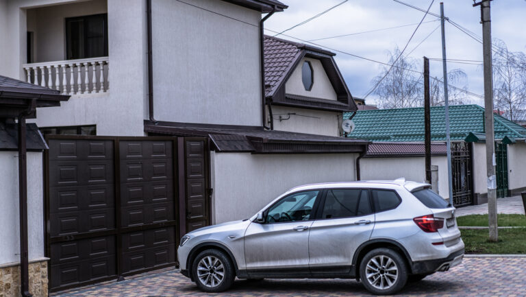 Ilegal pentru proprietarii de case. Nu pot interveni. Lege dacă o altă mașină a parcat în ...