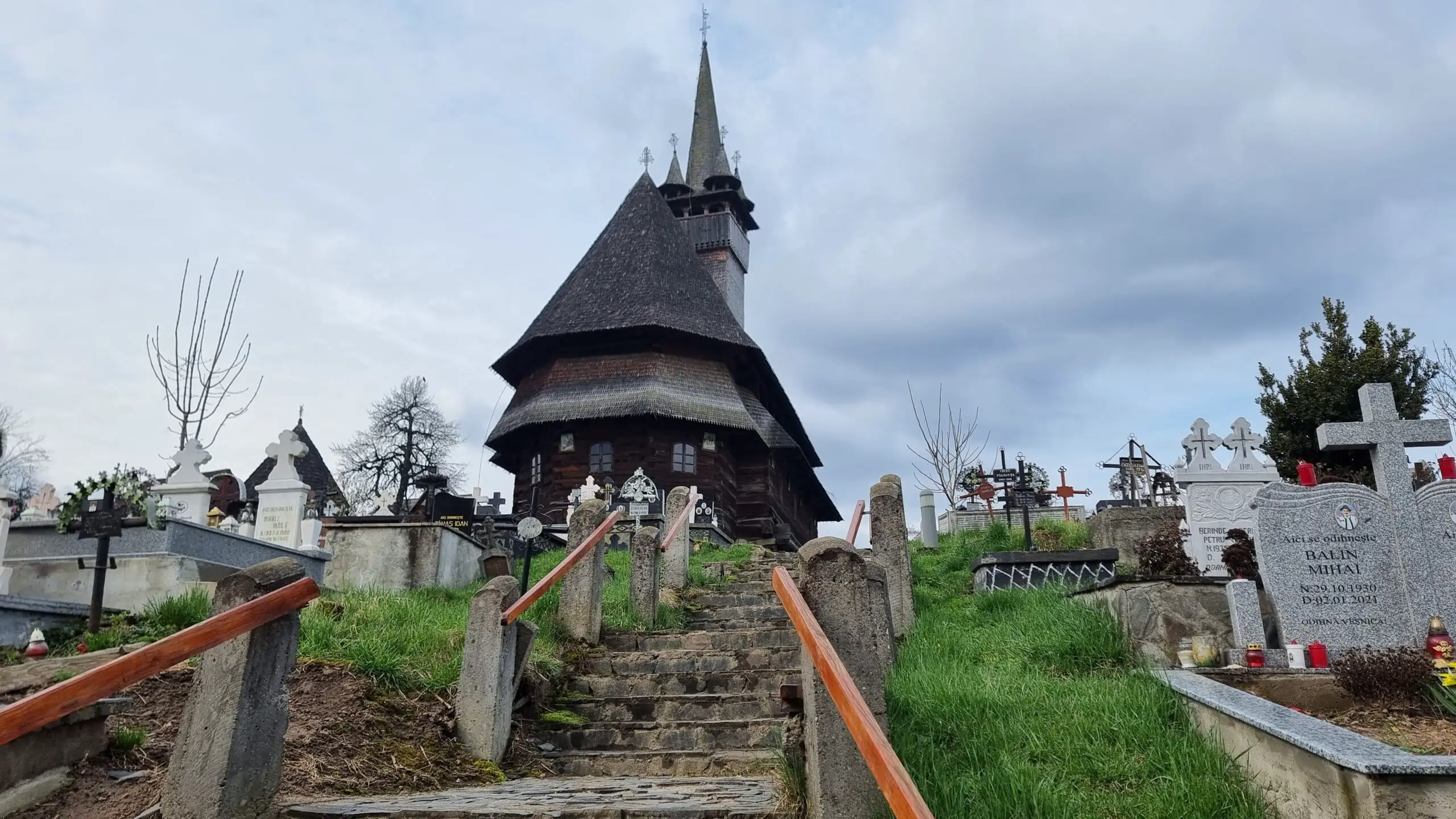 Biserica de lemn din Budești Josani. Locul unde timpul se roagă în șoaptă