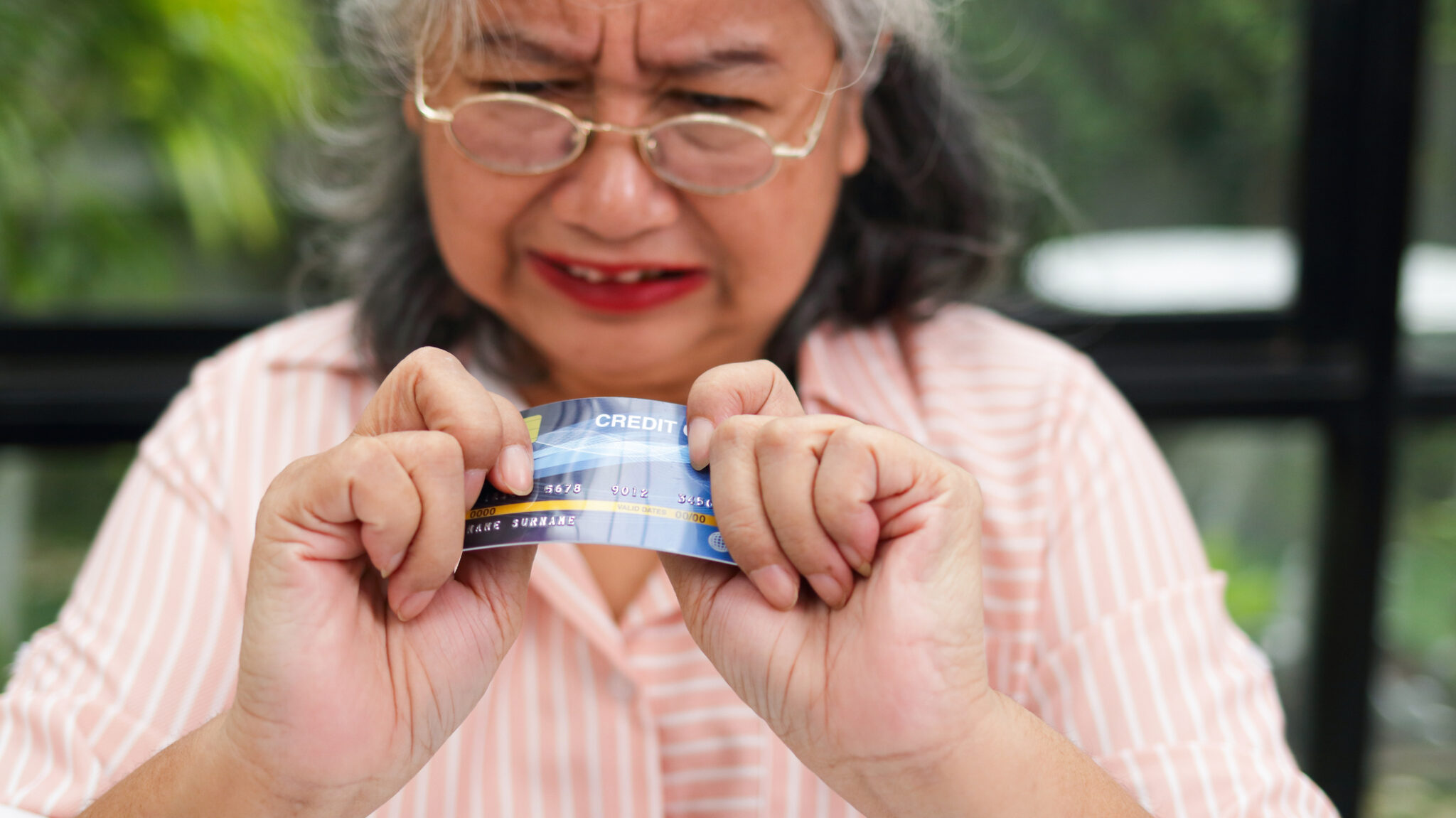 Avertisment pentru românii cu bani pe card. Ce se întâmplă la bancomate: „Fals și deosebit de ...