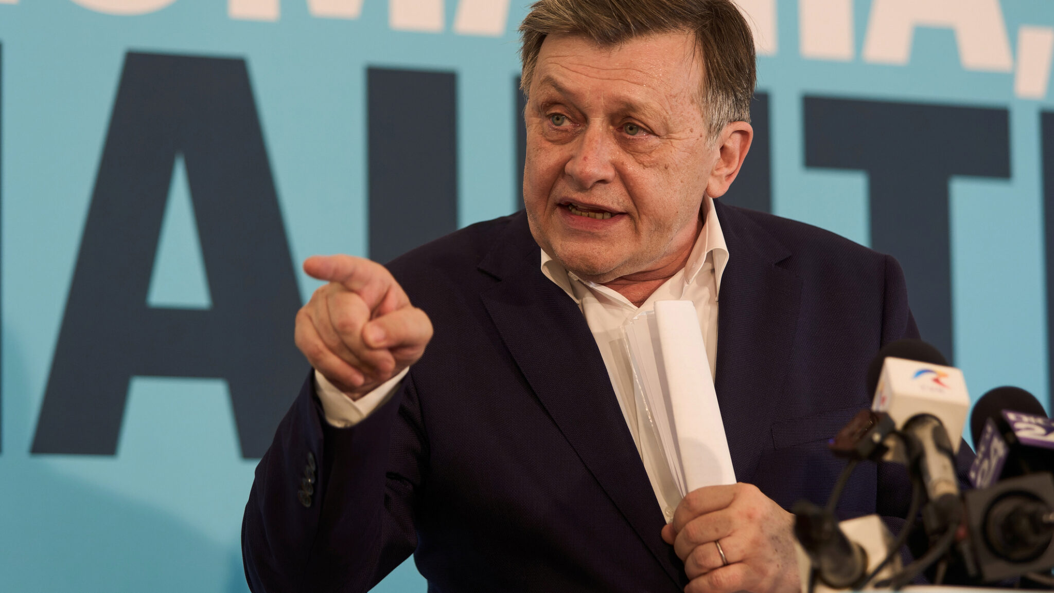 Crin Antonescu, despre „rețeaua” din spatele lui Nicușor Dan: Primele ...