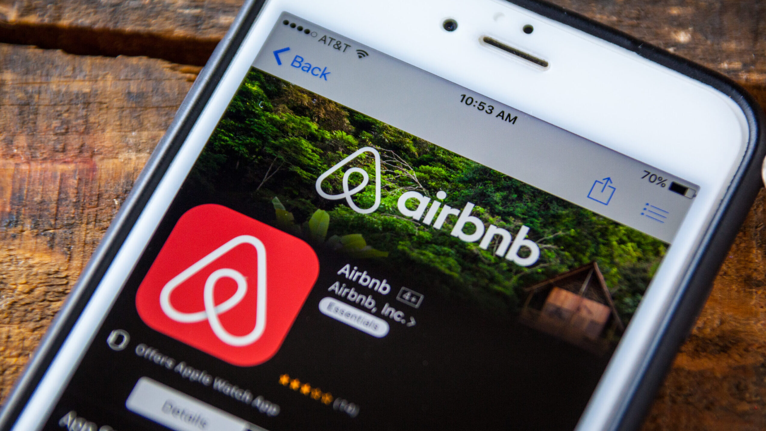 Se schimbă regulile pentru Airbnb și Booking în România. Proprietarii ...