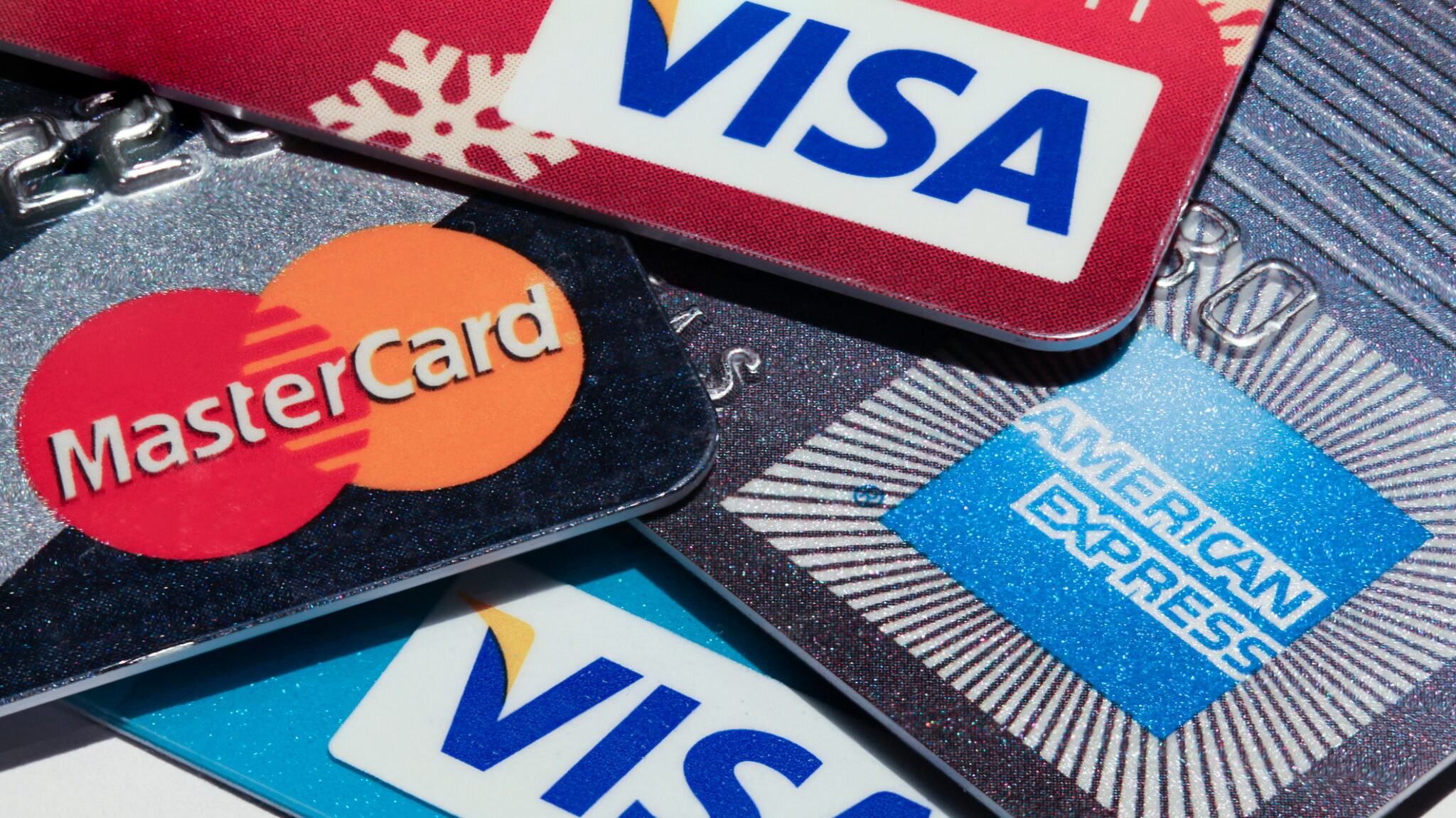 Românii cu card bancar primesc banii înapoi.