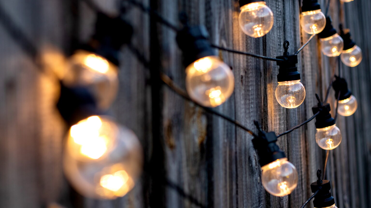 Ilegal pentru proprietarii de case. NU poți pune iluminat nici în curtea proprie. Vecinii te pot ...