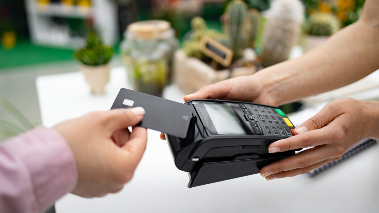 Decizie pentru cei care retrag bani la bancomat sau plătesc cu cardul ...