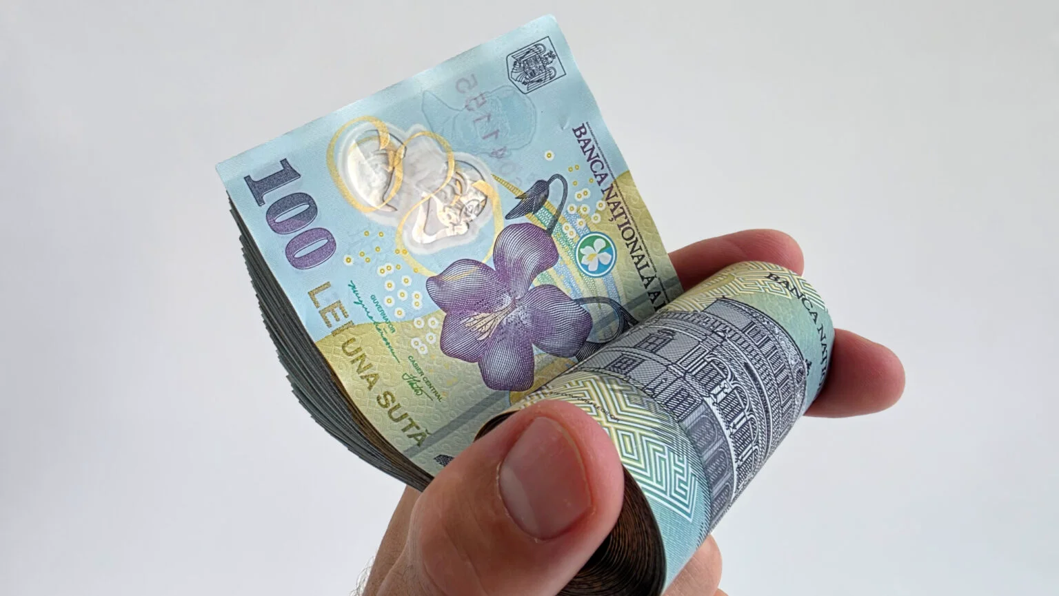 Avertisment pentru românii cu bani în bancă. Vor fi taxați în 2025 ...