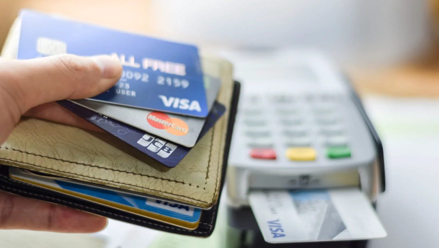 Apare o nouă bancă în România. Schimbare radicală pentru românii care își țin banii pe card ...