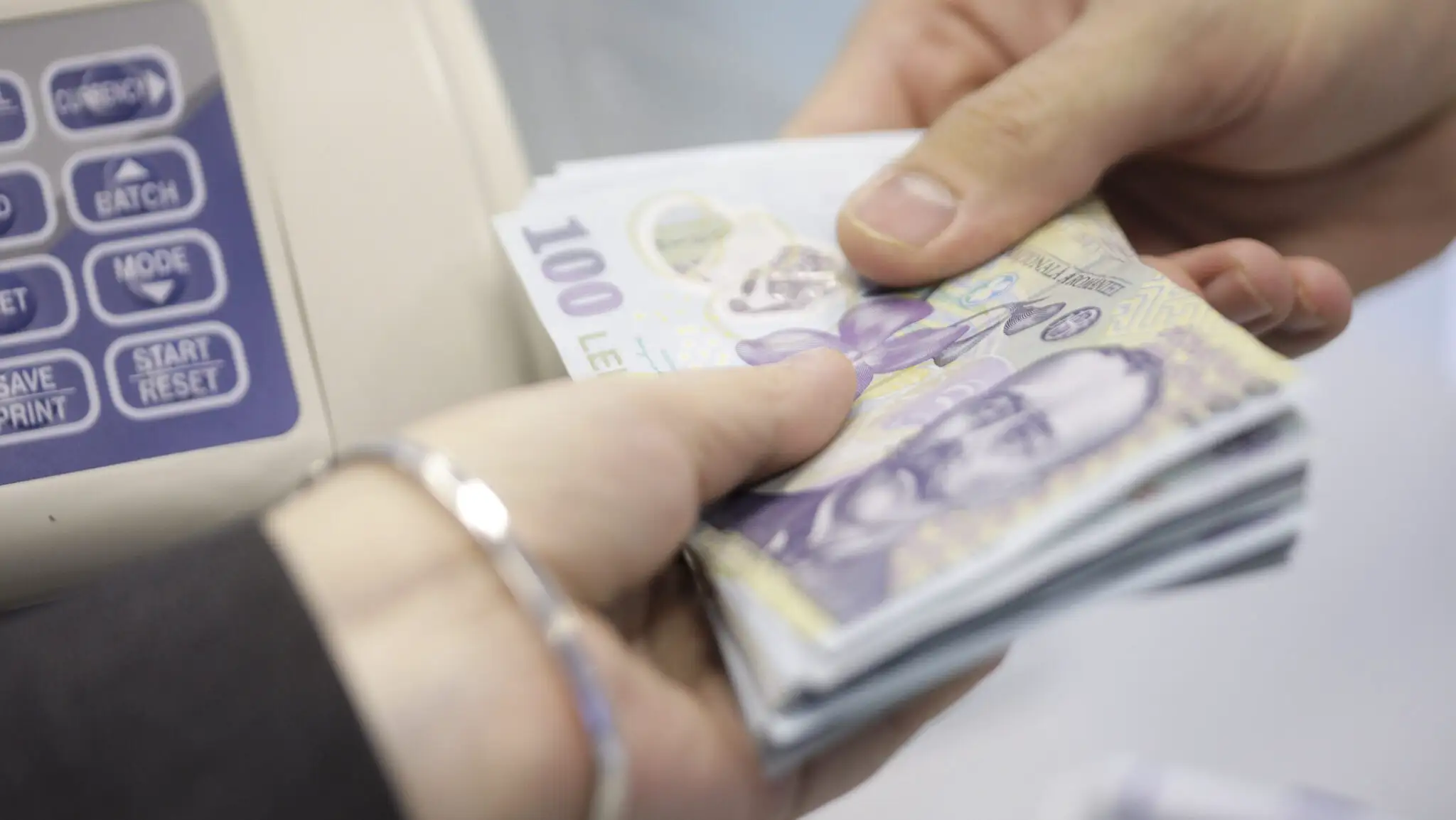 1.250 de lei pentru tinerii români sub 30 de ani. Cine poate primi ...