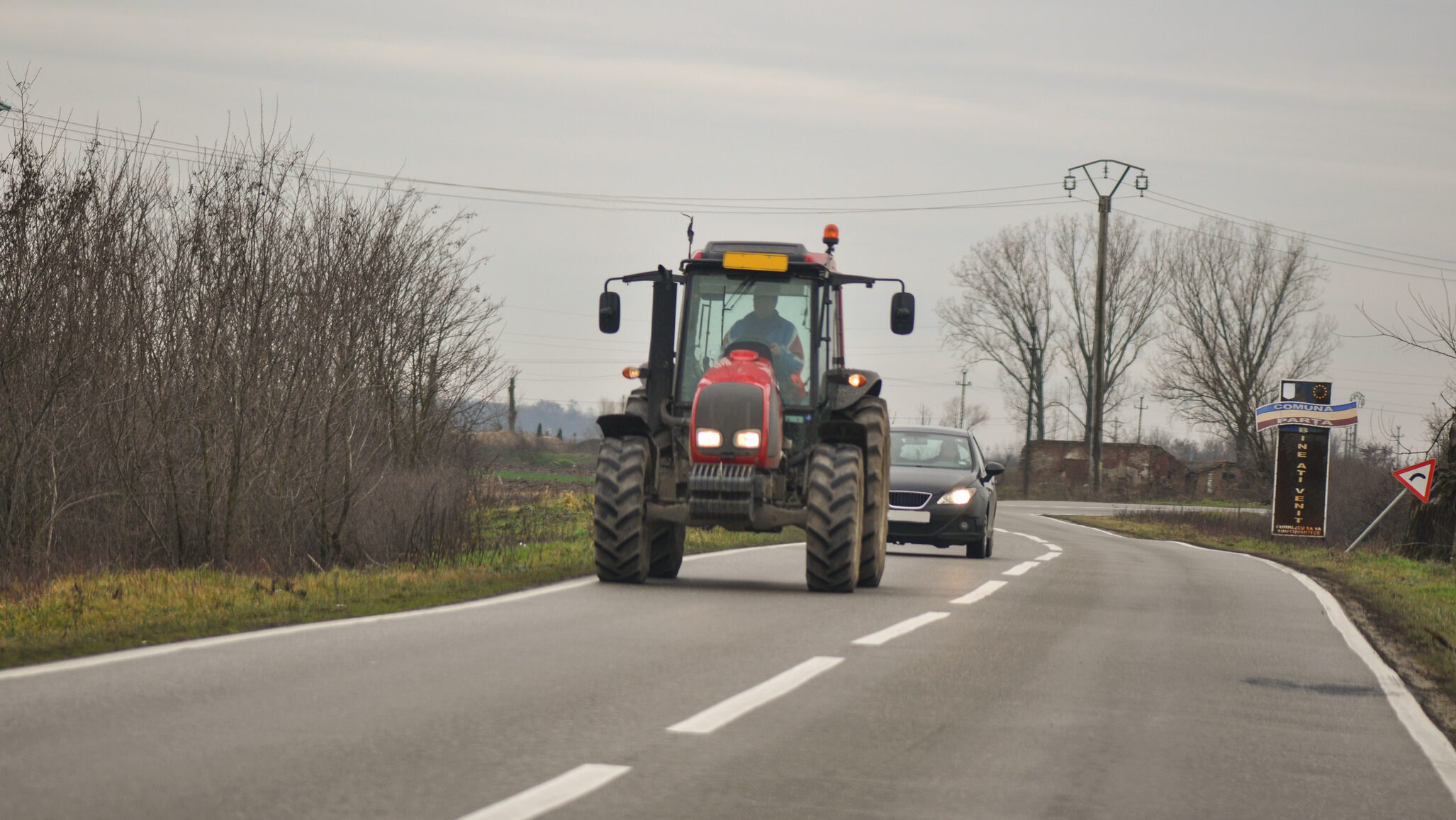 Cod Rutier 2025. Lege pentru românii care circulă cu tractoarele pe ...