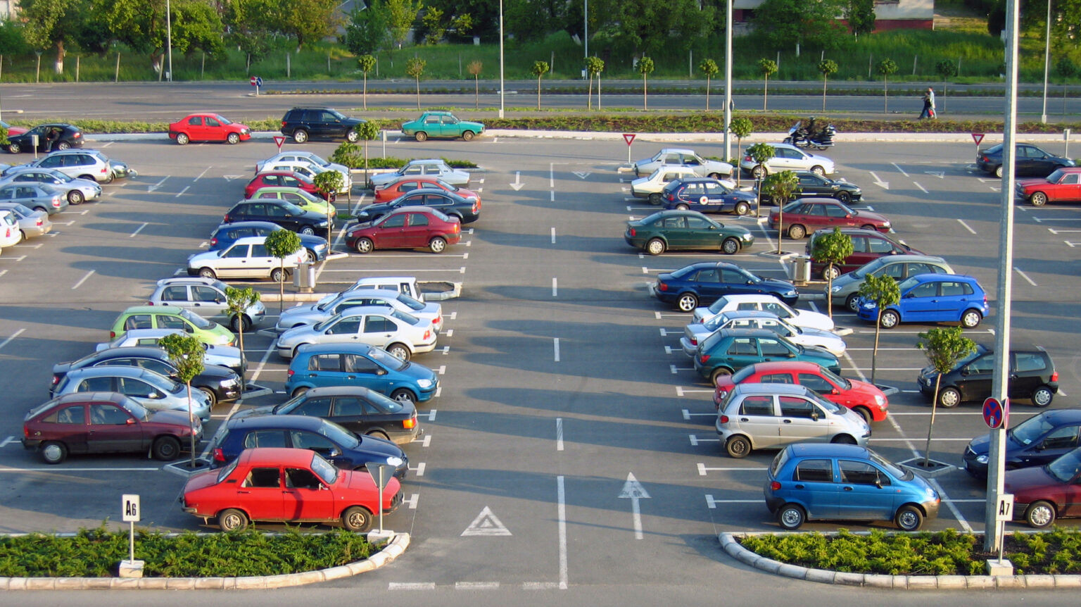 A intrat în vigoare noul regulament de parcare. Cetățenii pot parca pe locurile nominale doar ...