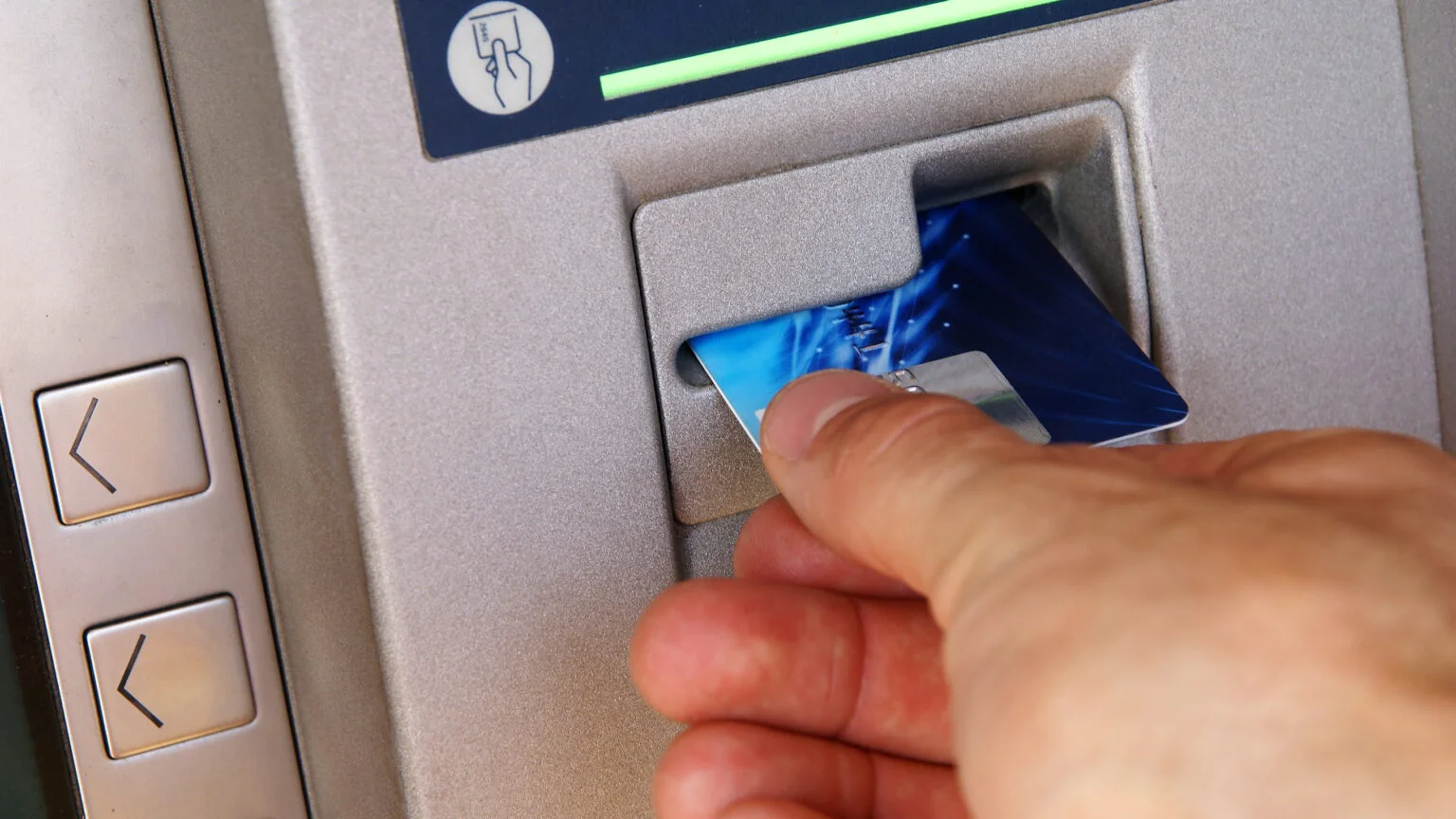 Card blocat în bancomat. Ce trebuie să faci când ATM-ul îți reține ...
