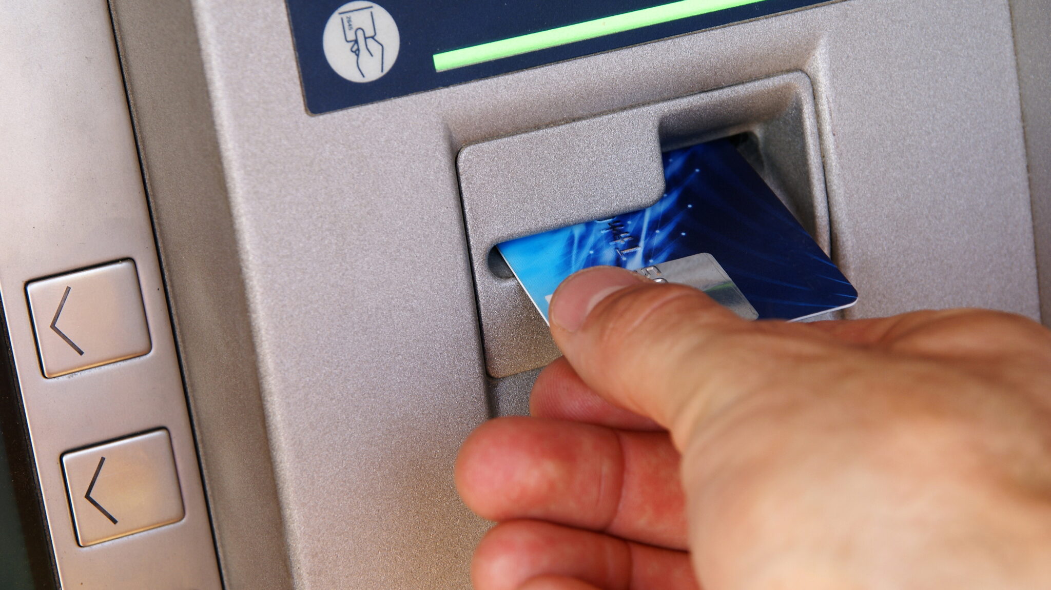 Comisioanele pe care le percep băncile din România pentru retrageri. Cât plătești dacă scoți ...