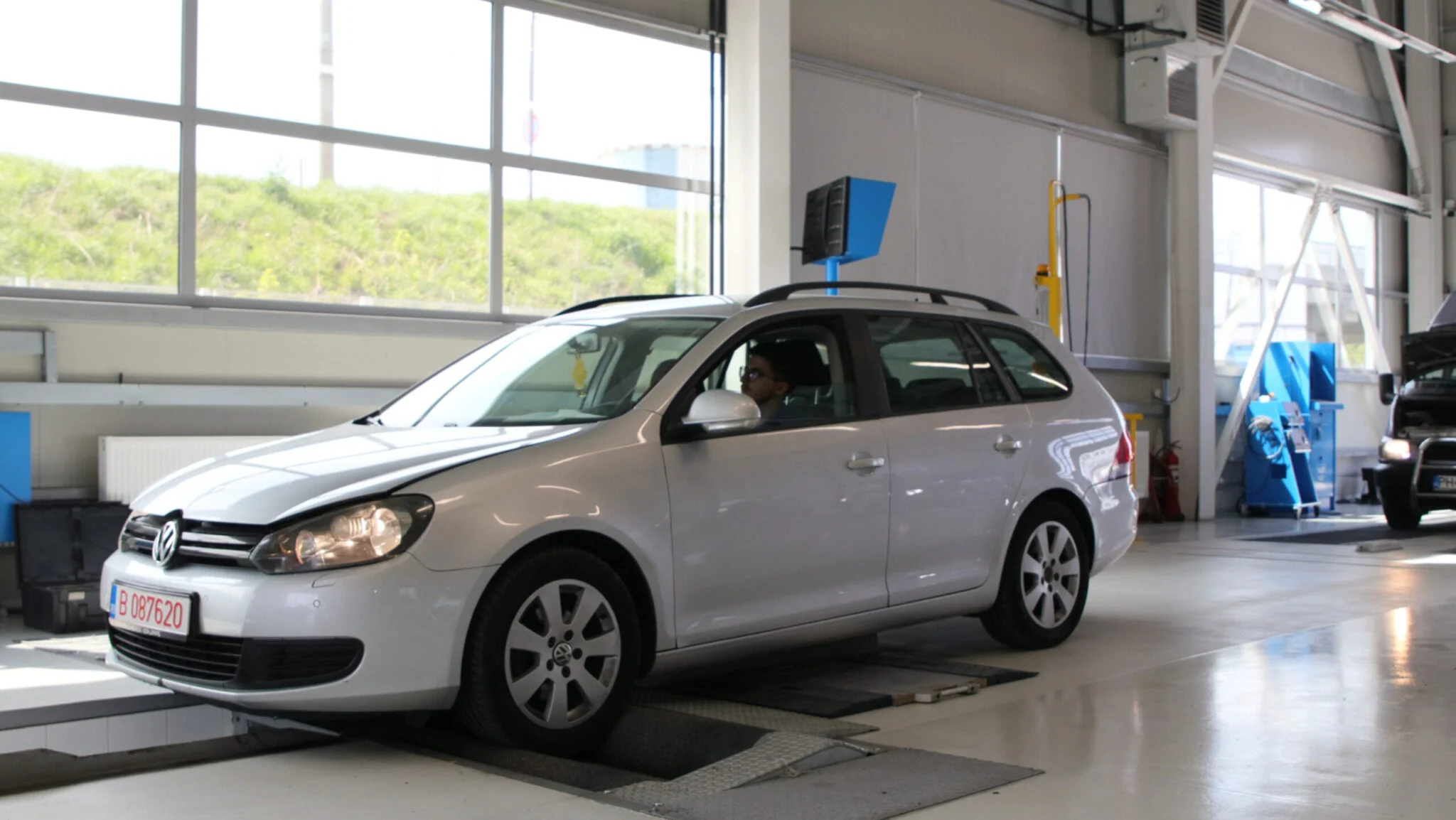 Cât costă să ții o mașină în 2025 în România: RCA, rovinietă, ITP ...