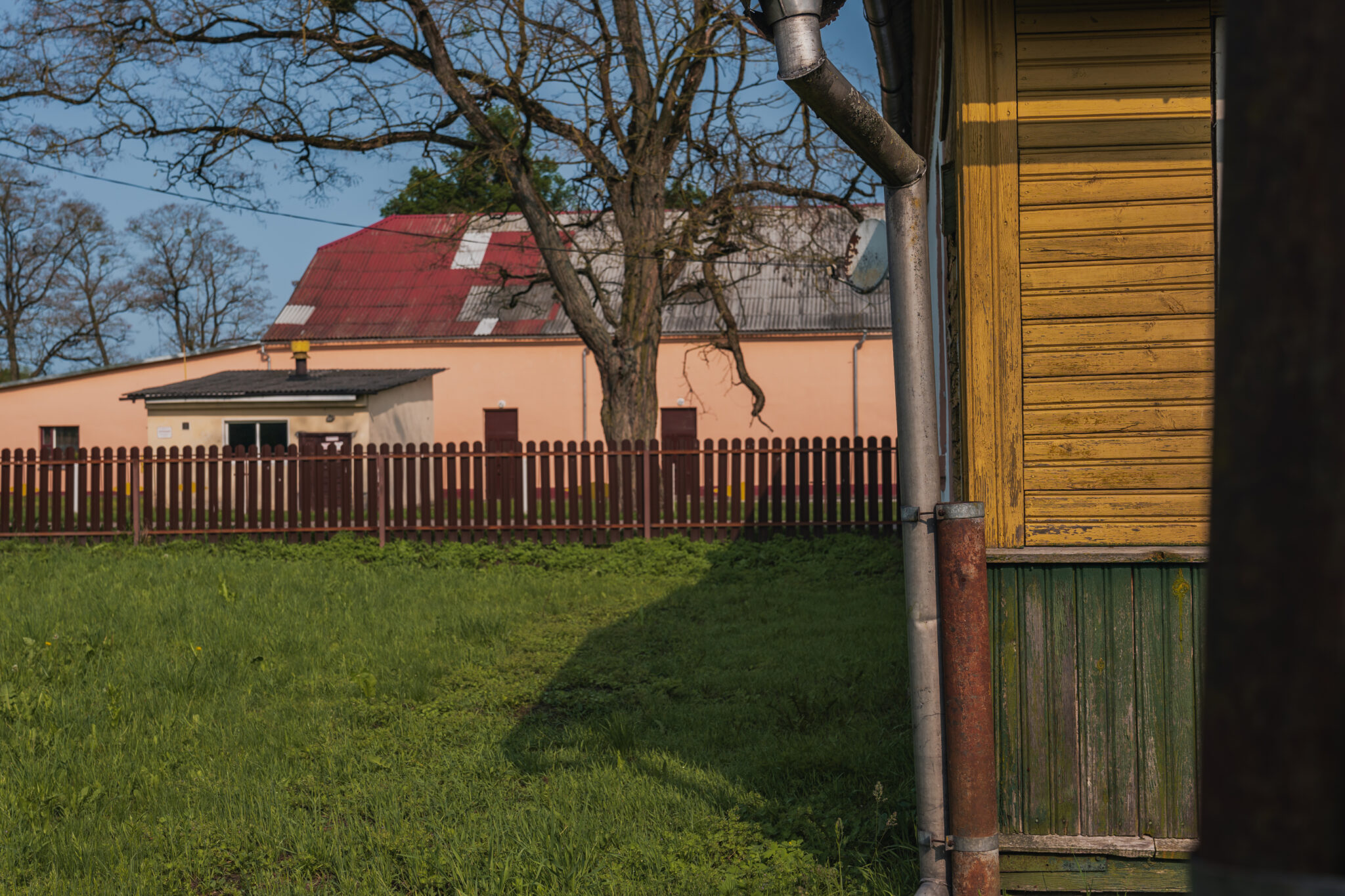 Informație pentru proprietarii de case. Distanța legală dintre streașină și linia de hotar. Ce ...