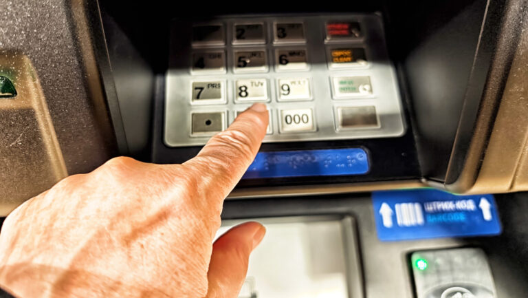 Card blocat în bancomat. Ce trebuie să faci când ATM-ul îți reține ...