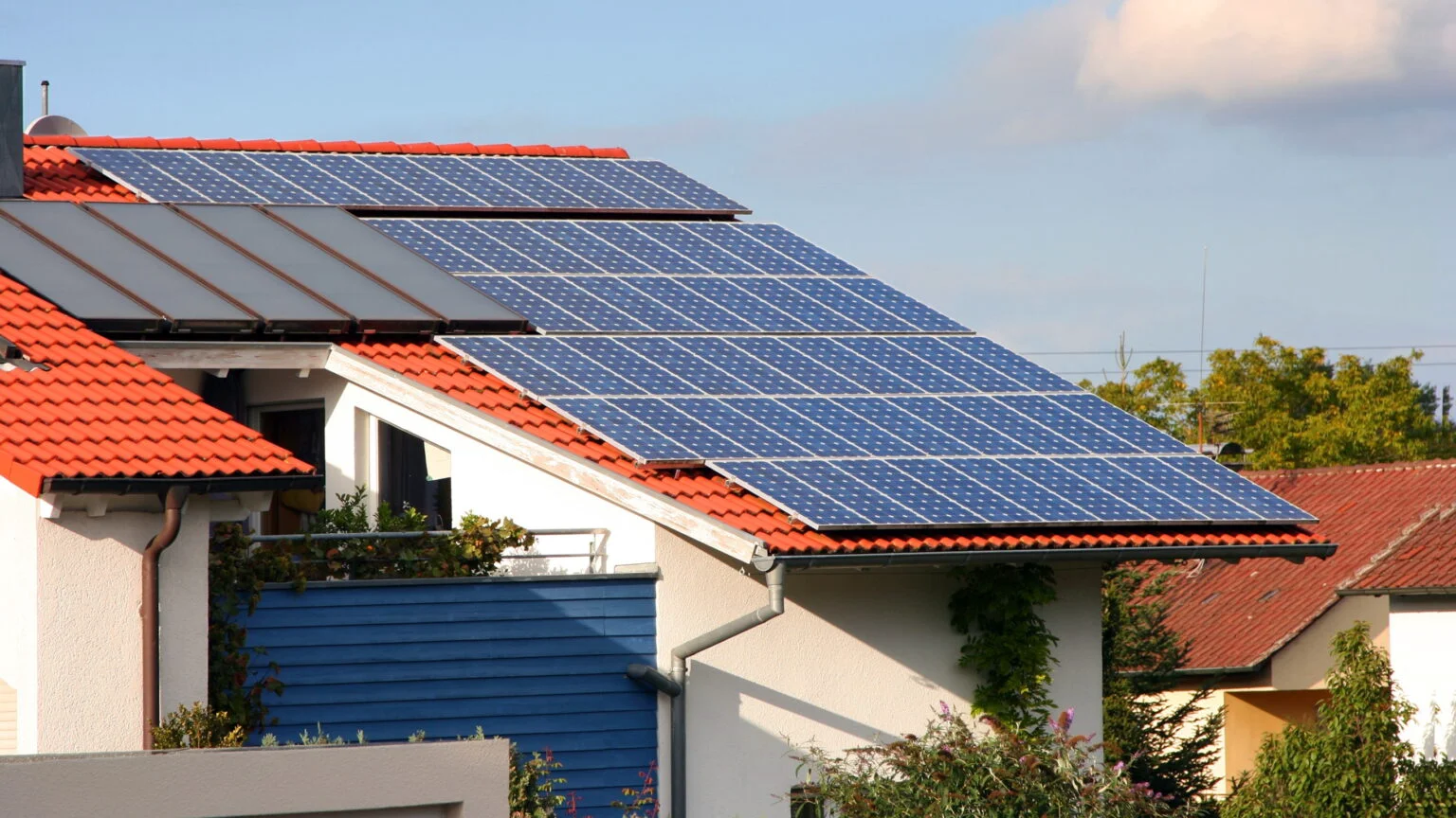 Montarea de panouri fotovoltaice. Cât costă să-ți pui panouri solare pe casă în 2025 și în cât ...