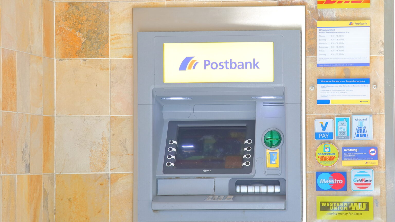 Comisioanele pe care le percep băncile din România pentru retrageri. Cât plătești dacă scoți ...