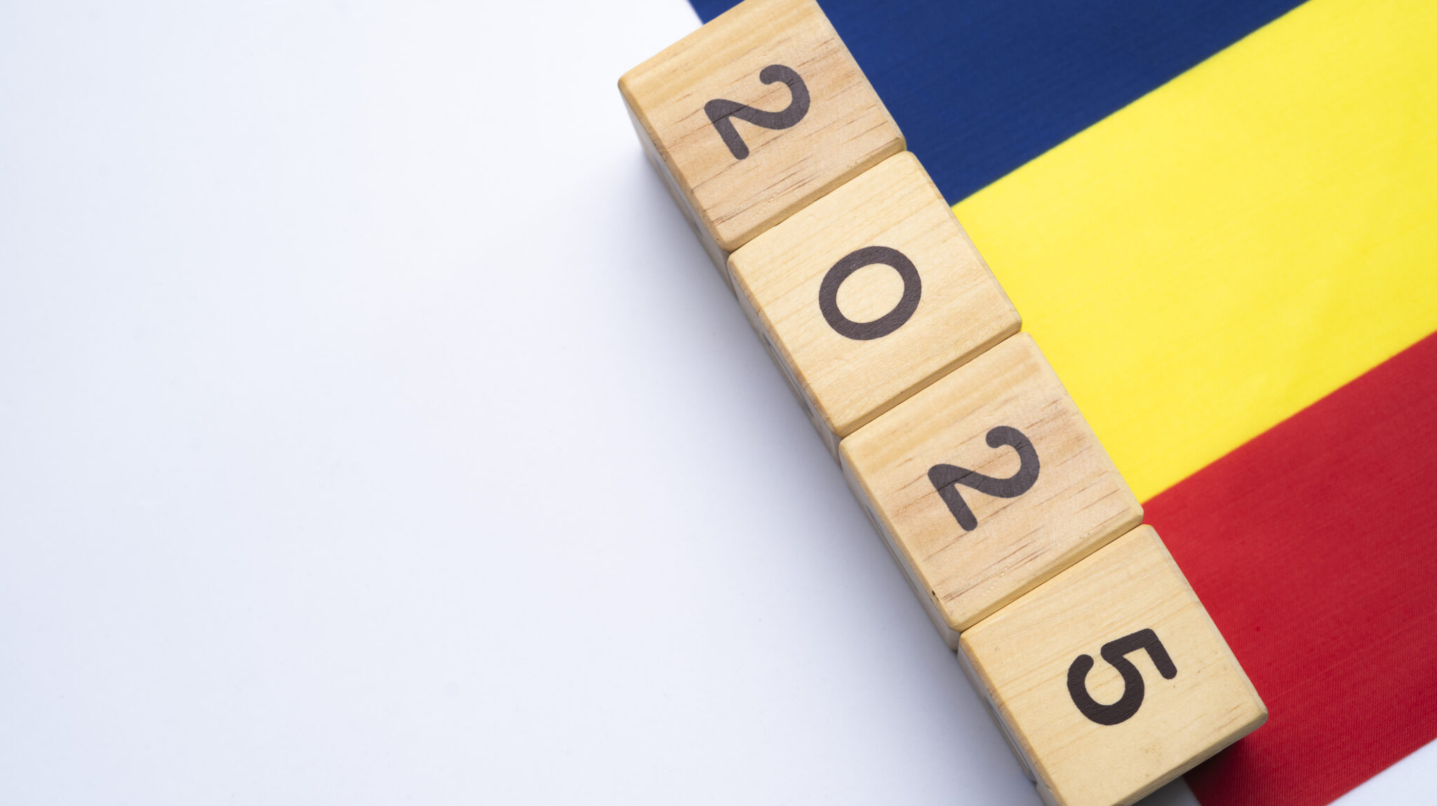 Românii primesc 250 de lei pe cardurile sociale. Când va fi virată ...