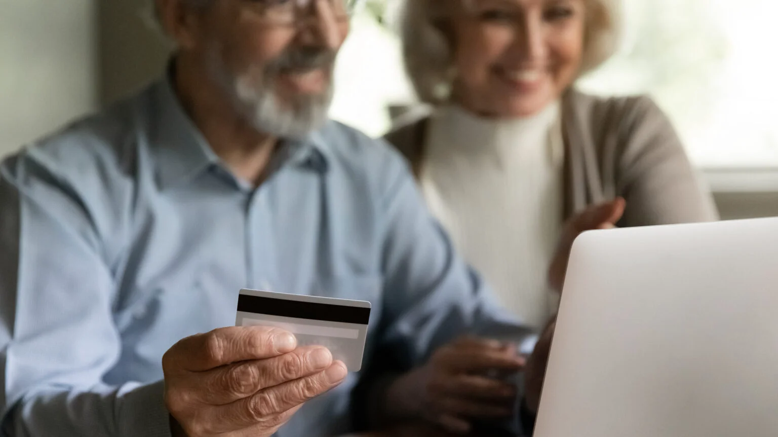 Când vin pensiile în septembrie. Date oficiale pentru pentru plățile pe card și prin Poștă. Casa ...