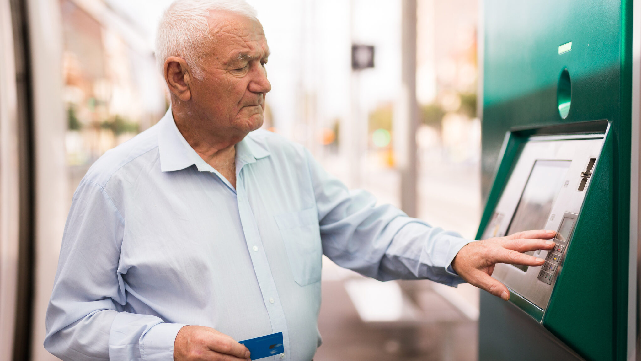 Limită la retragerea de numerar. Câți bani au voie să retragă pe zi ...