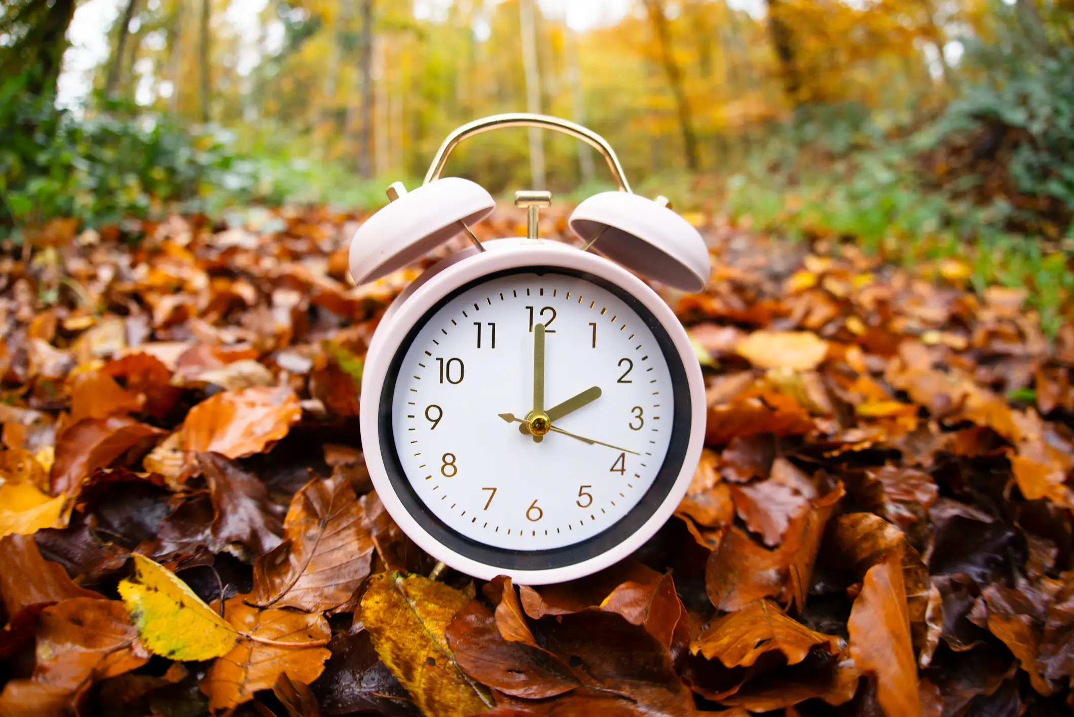 România trece la ora de iarnă. Se dă ceasul cu o oră înapoi. Ora 4:00 ...