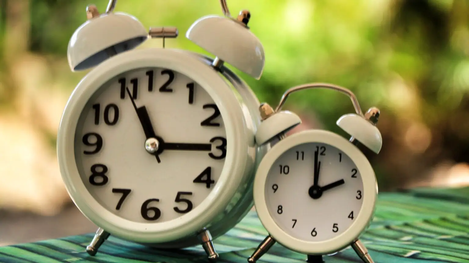 România trece la ora de iarnă. Când se dă ceasul înapoi? Ora 4:00 va ...