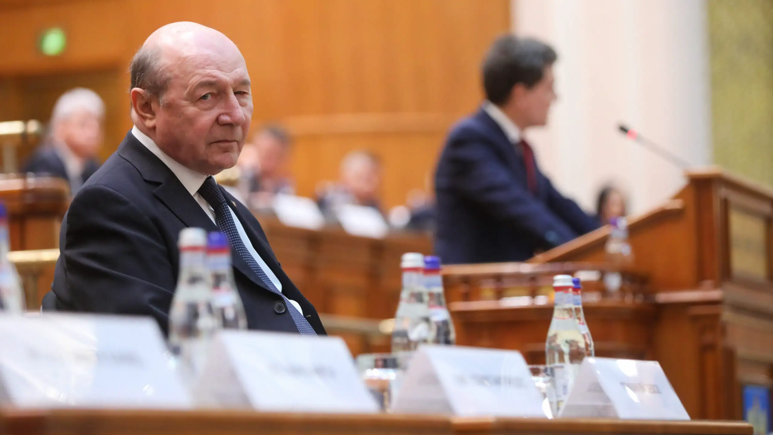 Nicușor Dan, înzăpezit pe pista aeroportului. Traian Băsescu: E un ...