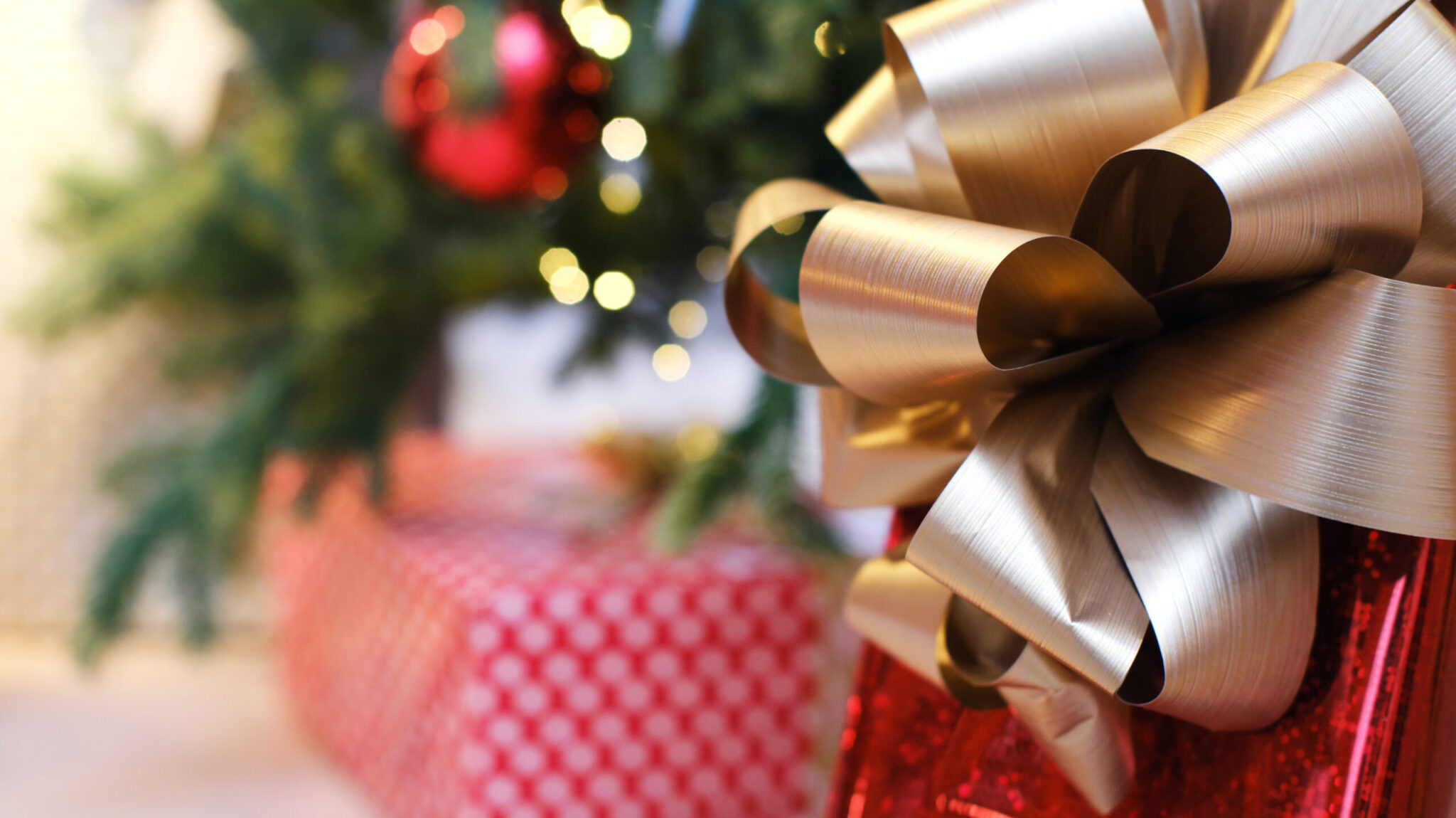 Cadourile de Crăciun devin tot mai scumpe. Cât vor cheltui românii în 2025: Un buget mai generos ...