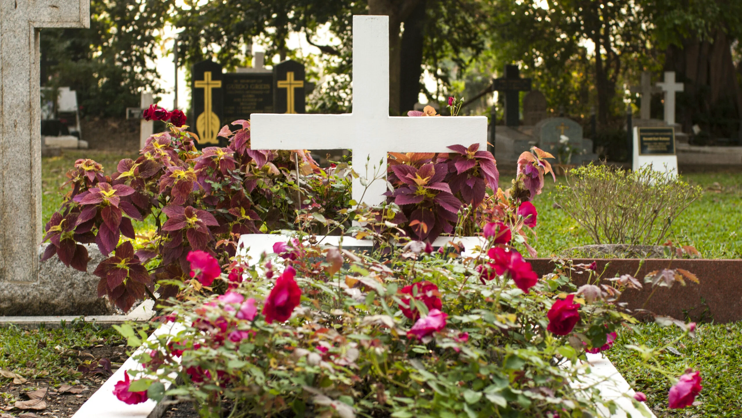 Costurile locurilor de veci în România în 2025. Câți bani plătesc ...