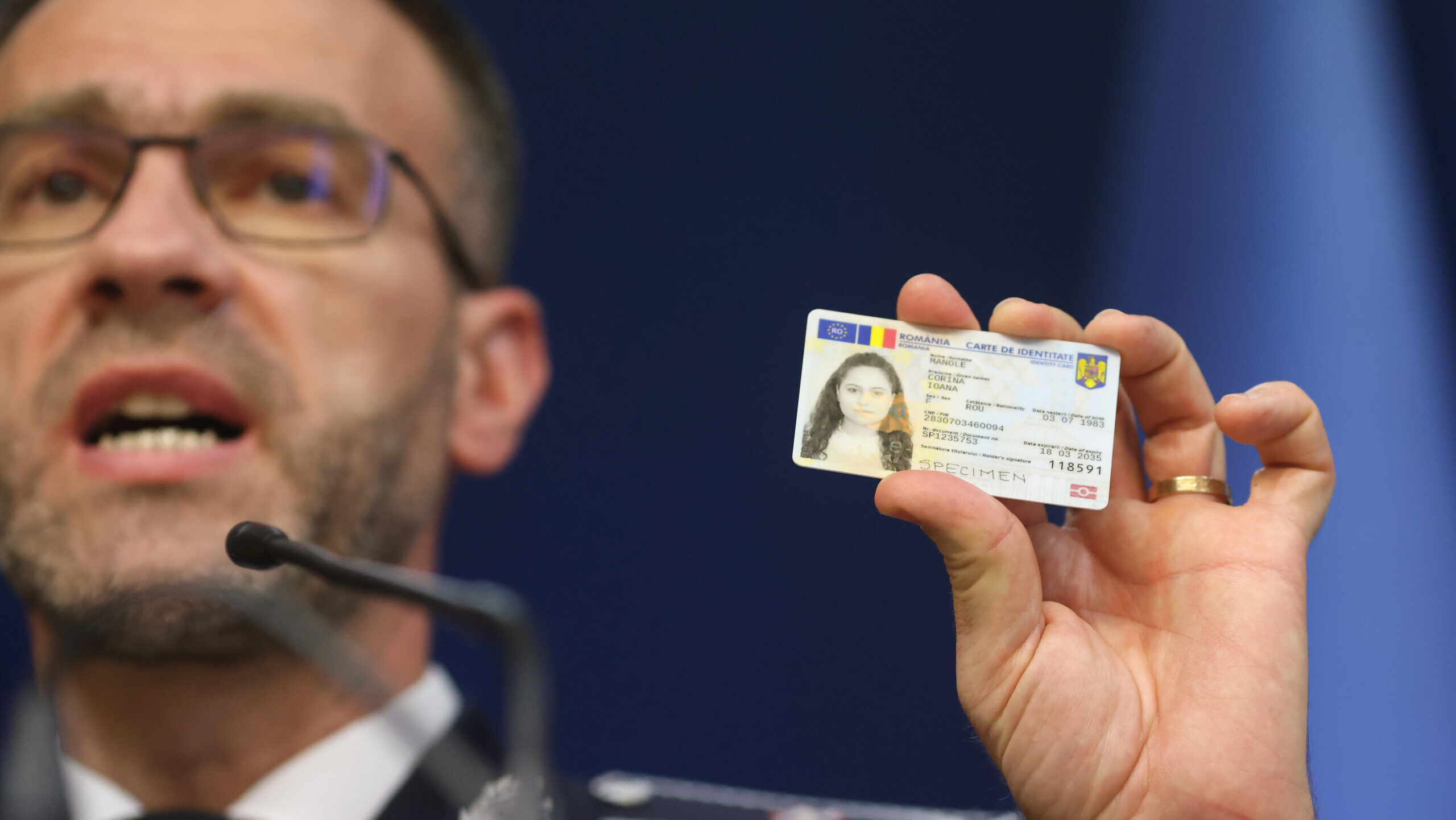 Interzis pentru românii care își fac buletinul. Ce nu ai voie să faci ...