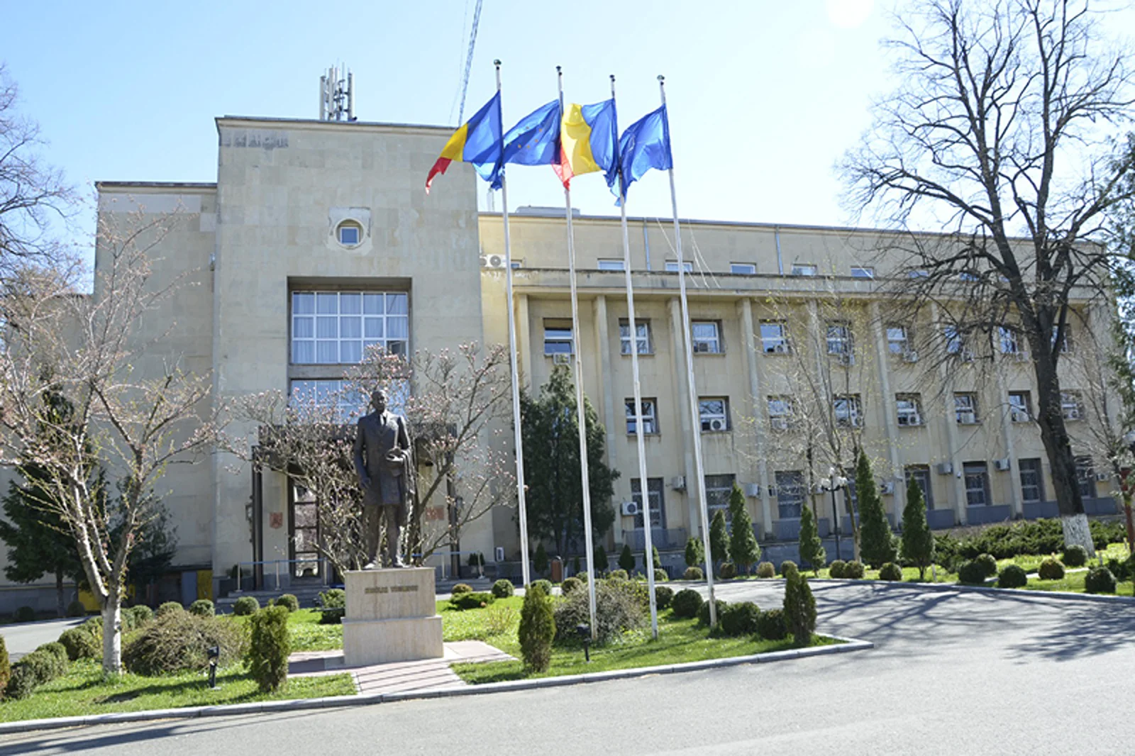 MAE a fost dat în judecată. Se cere anularea concursului Corpului Diplomatic. Ministerul, acuzat ...