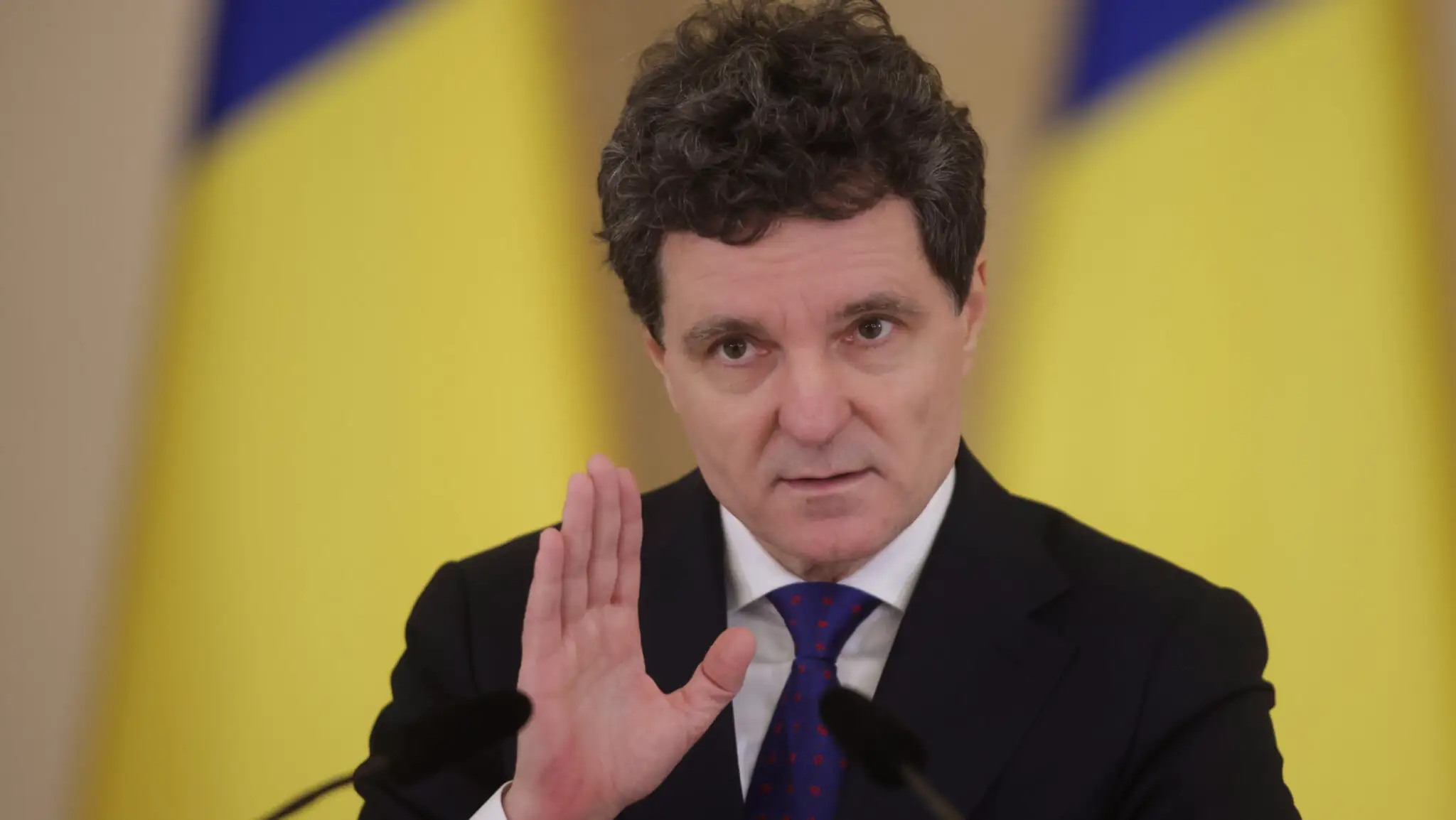 Nicușor Dan a promulgat legea. Comercianții vor fi amendați dacă nu ...