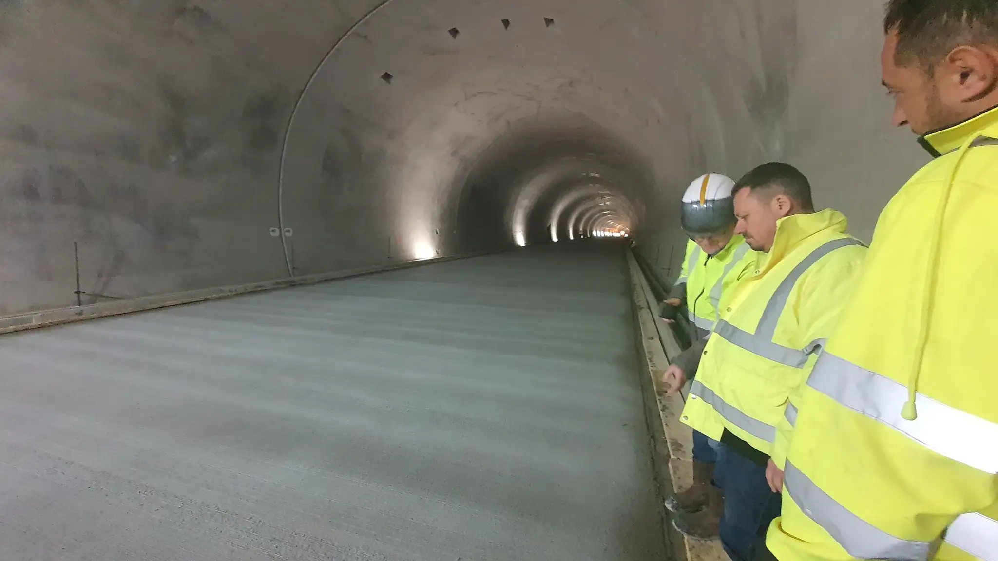 Autostrada Sibiu-Pitești. S-a turnat deja betonul rutier în tunelul ...