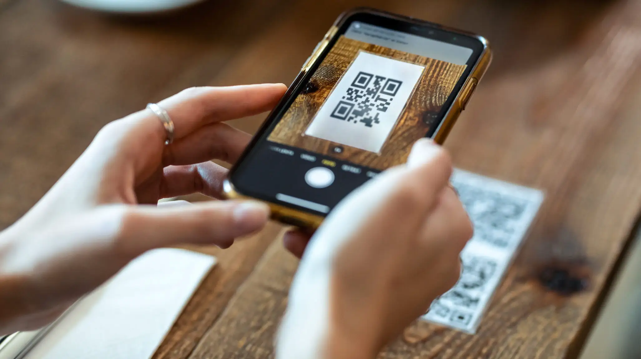 Codurile QR care te lasă fără bani în cont. Nu trebuie scanate ...